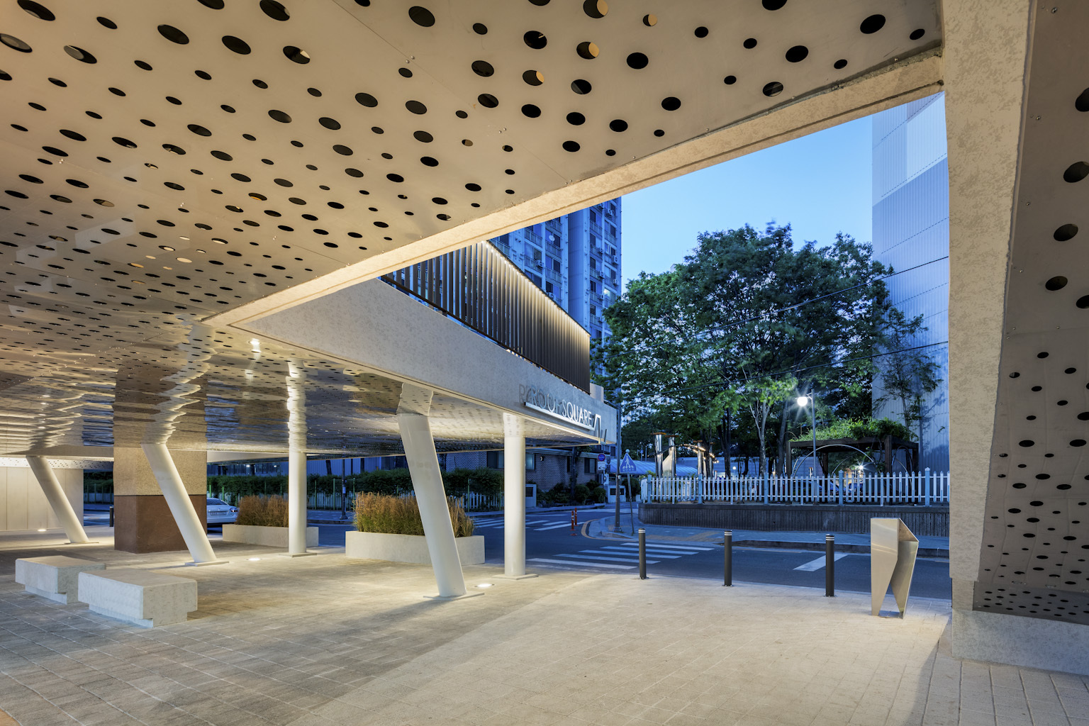 Gallery of Roof Square / HG-Architecture - 17