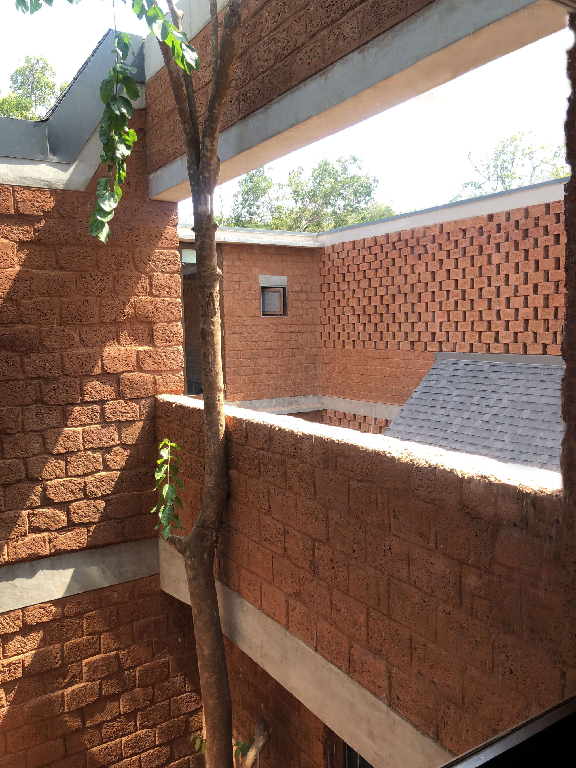 Gallery of House of Multiple Courts / Sameep Padora & Associates - 14
