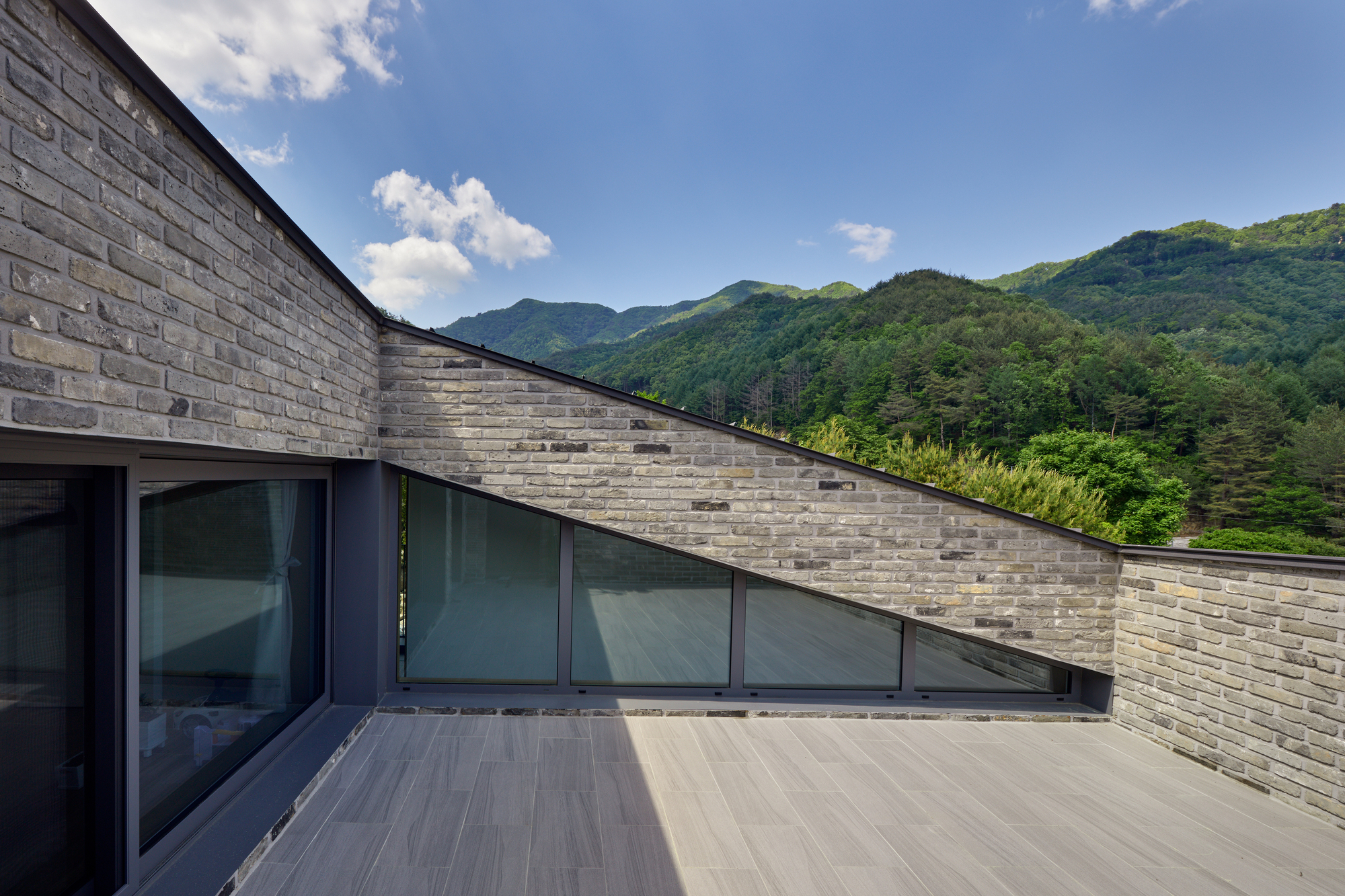 Gallery of Slope House / Studio EON - 8