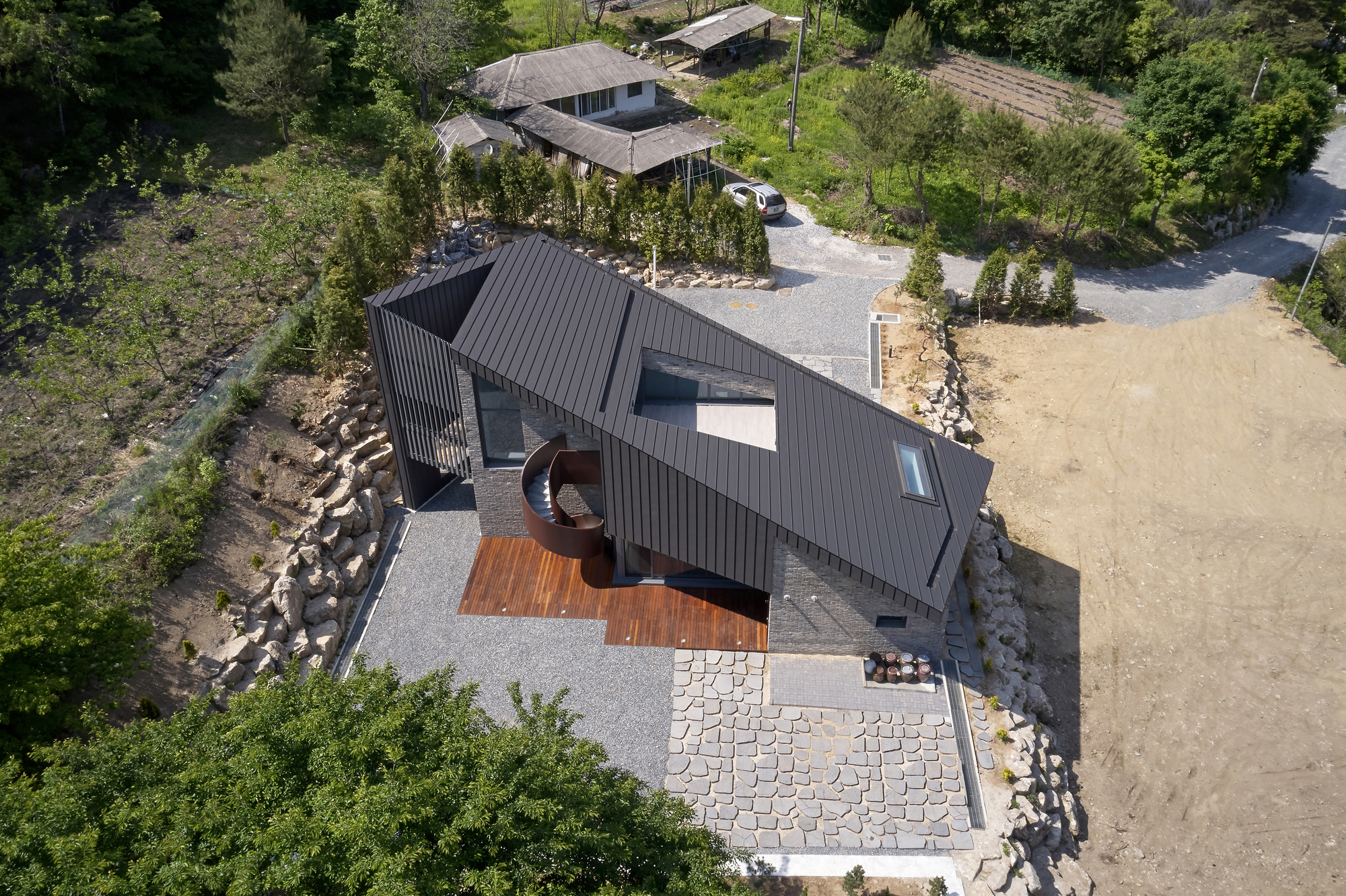 Gallery of Slope House / Studio EON - 5