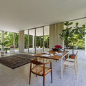 Instalación en la casa Farnsworth presenta muebles originales de Edith Farnsworth | ArchDaily México