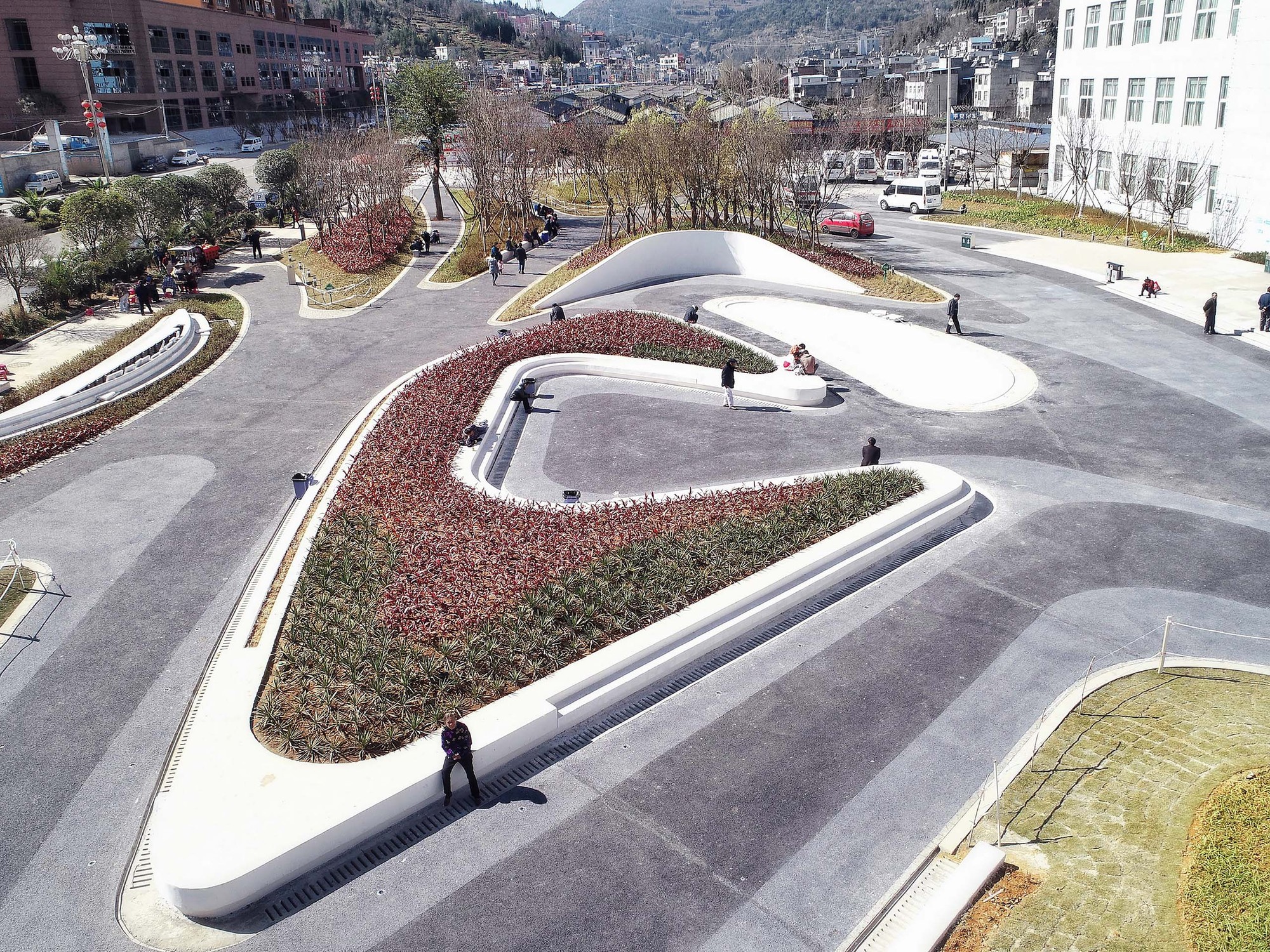 Gallery of Front Square of Panzhou People's Hospital / Mind Studio - 4