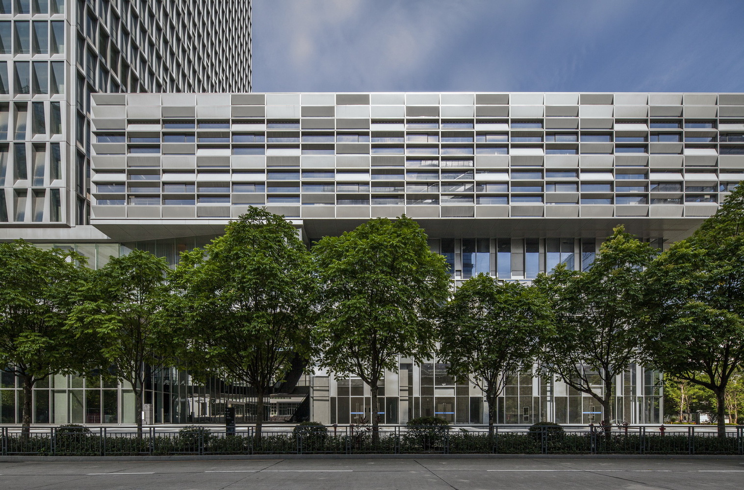 Gallery of Longgang Chuangtou Headquarters Tower / URBANUS - 17