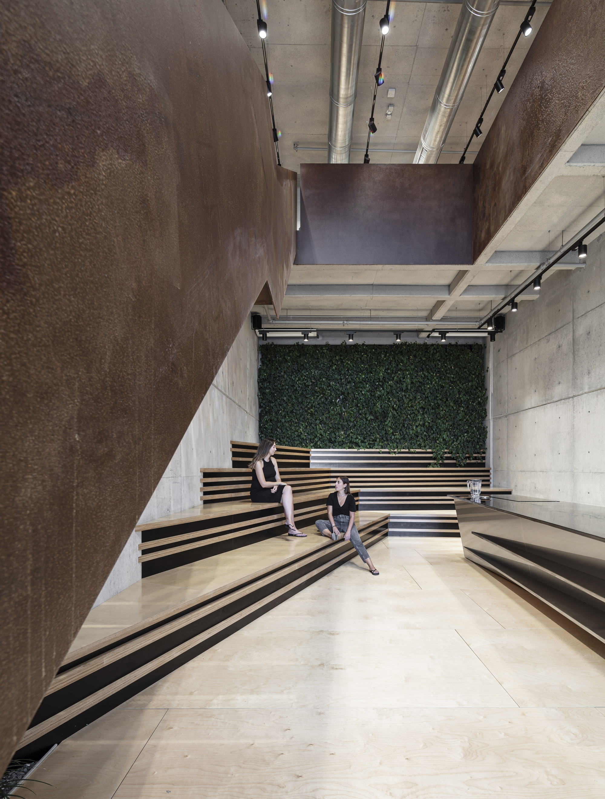 Gallery of OIG Showroom & Demo Hall / Tal Goldsmith Fish Design Studio - 7