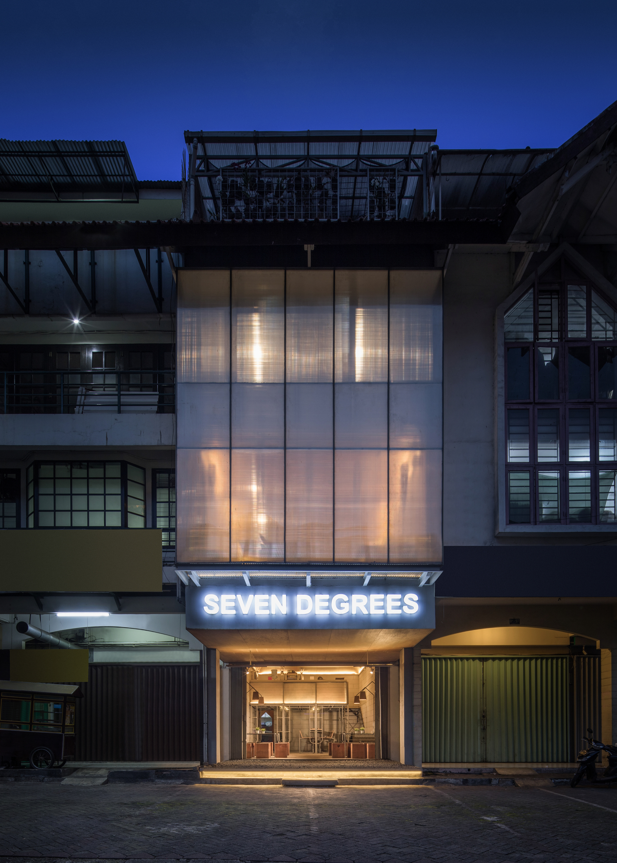 Gallery of Seven Degrees Restaurant / Kursimerah Studio - 5
