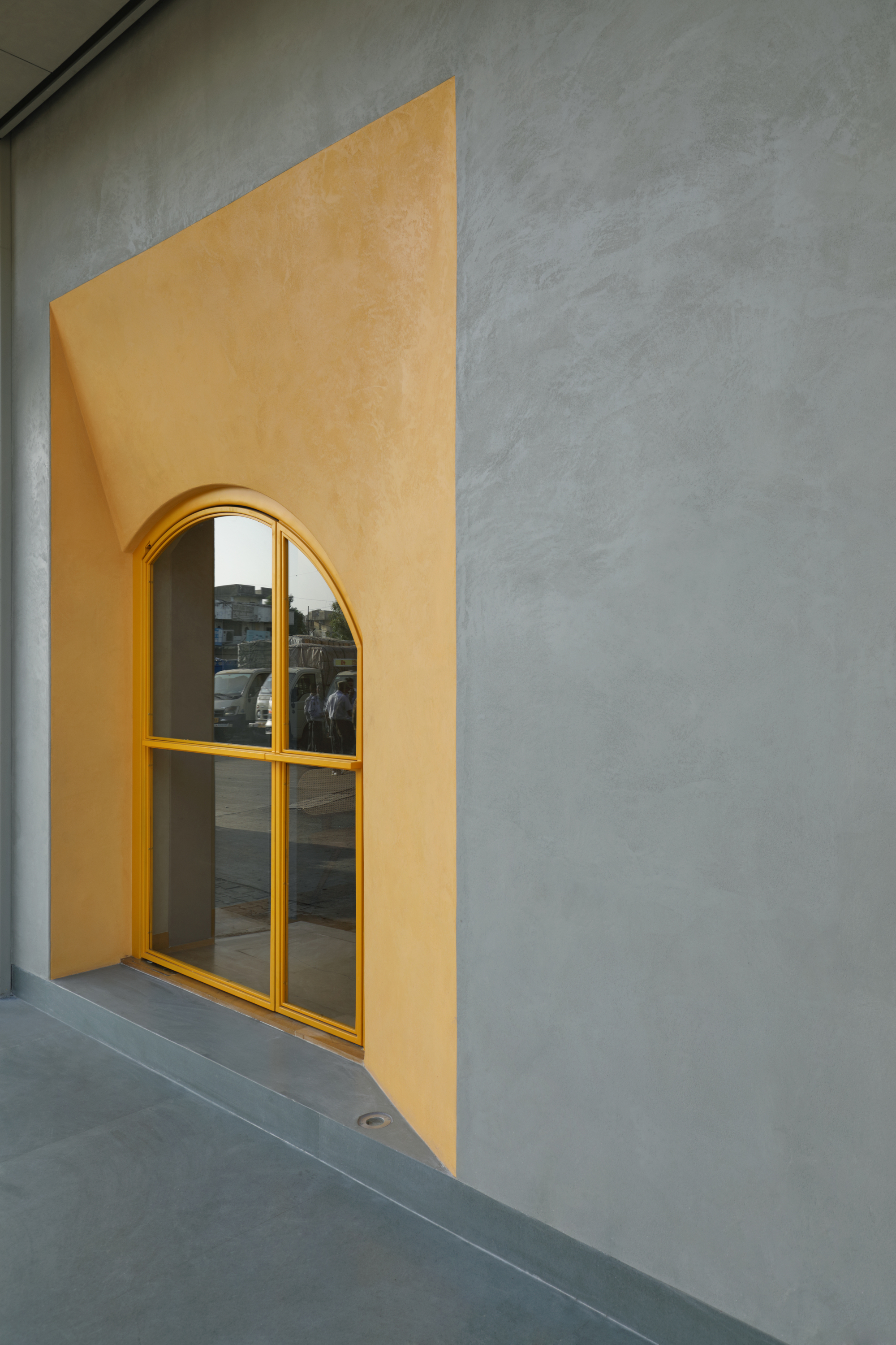 Gallery of THE YELLOW BOX / TRAANSPACE - 29