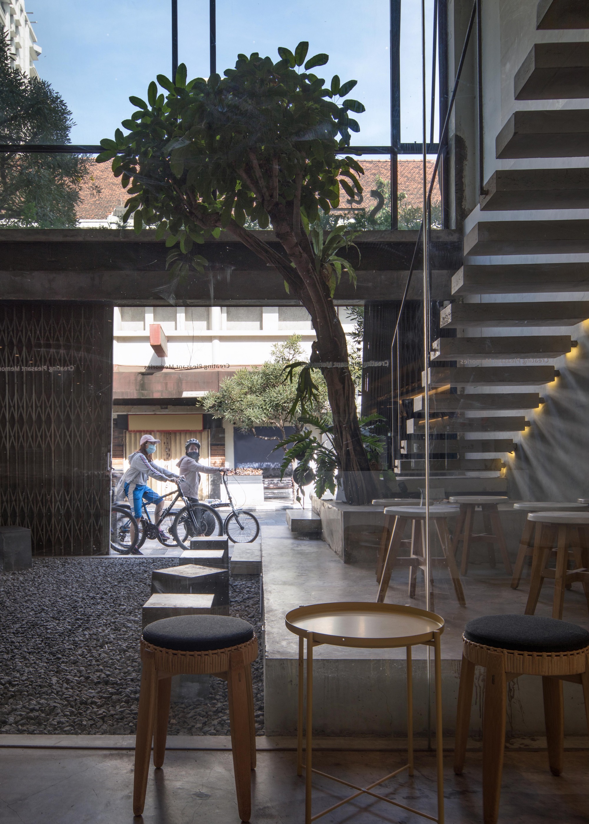 Gallery of Sawo Coffee & Roastery / Oi Architect - 14