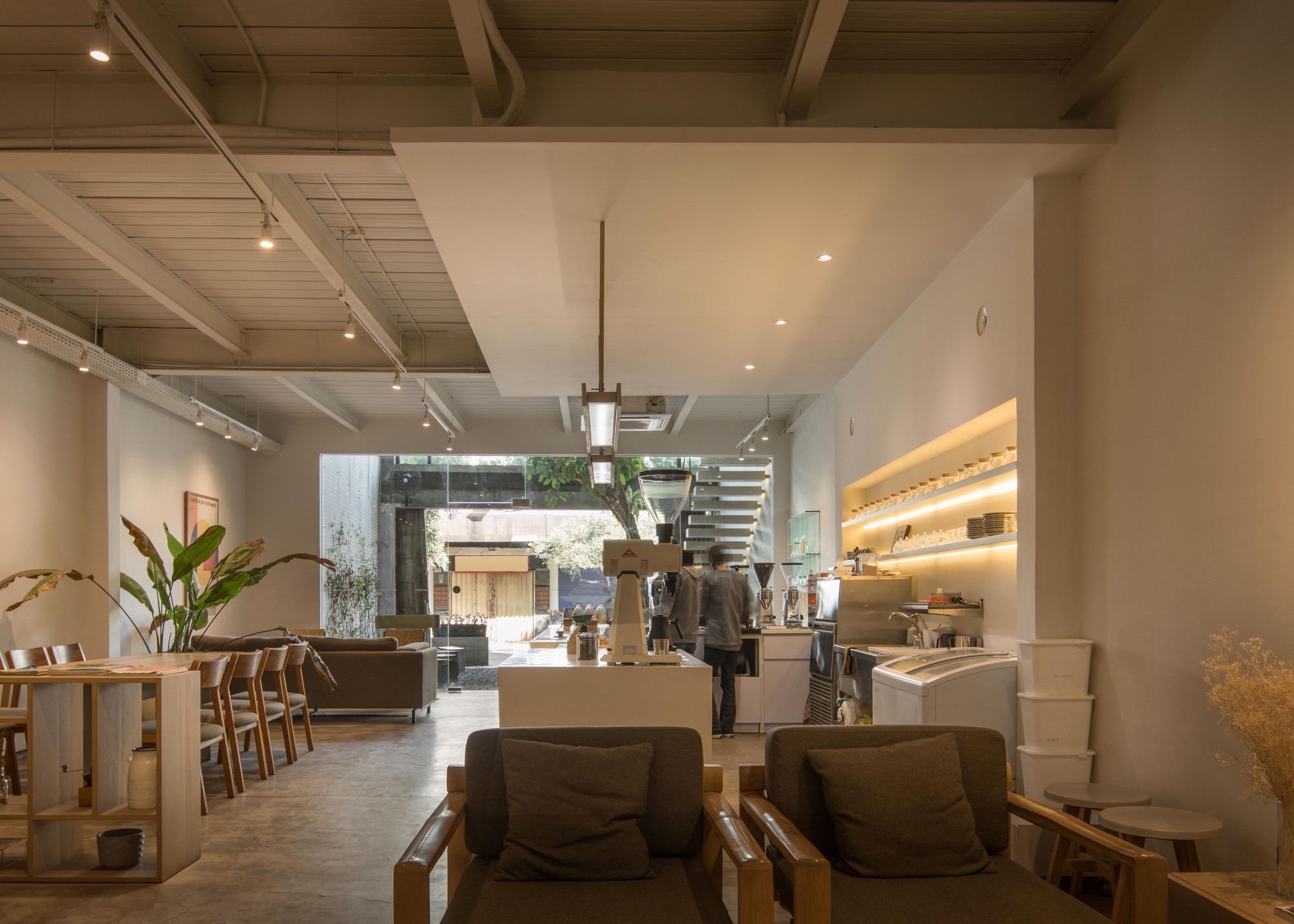 Gallery of Sawo Coffee & Roastery / Oi Architect - 8