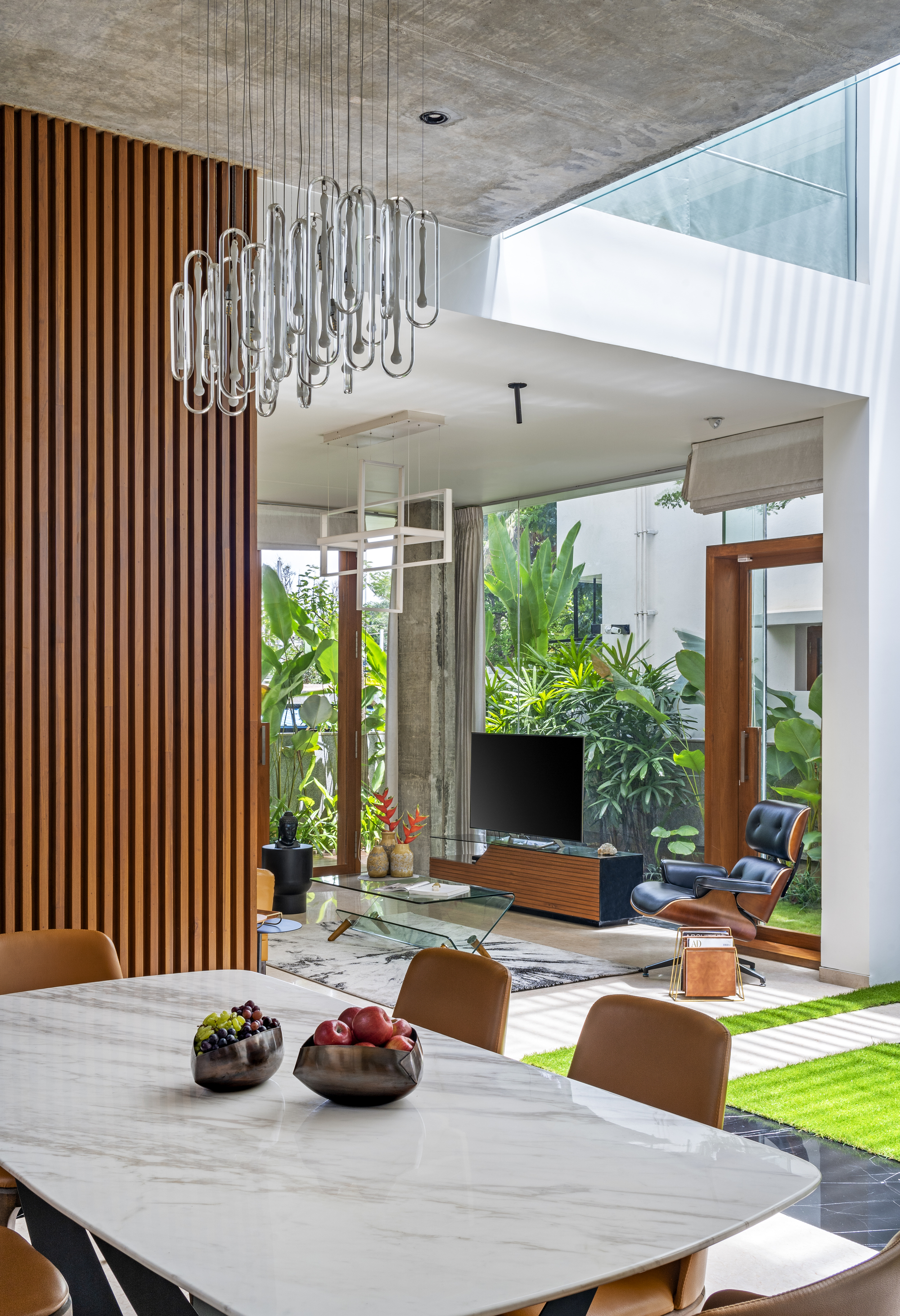 Gallery of Floating Walls House / Crest Architects - 24