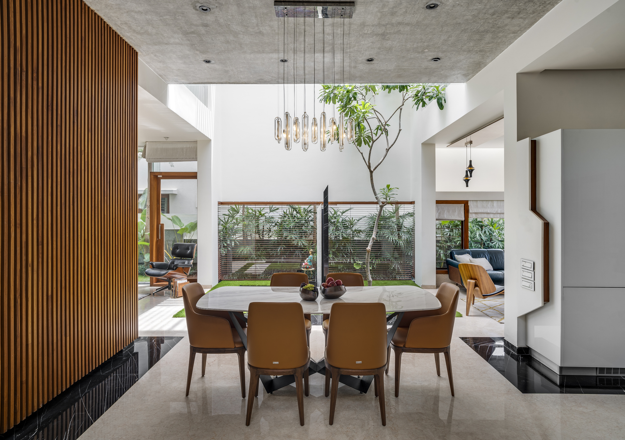 Gallery of Floating Walls House / Crest Architects - 26