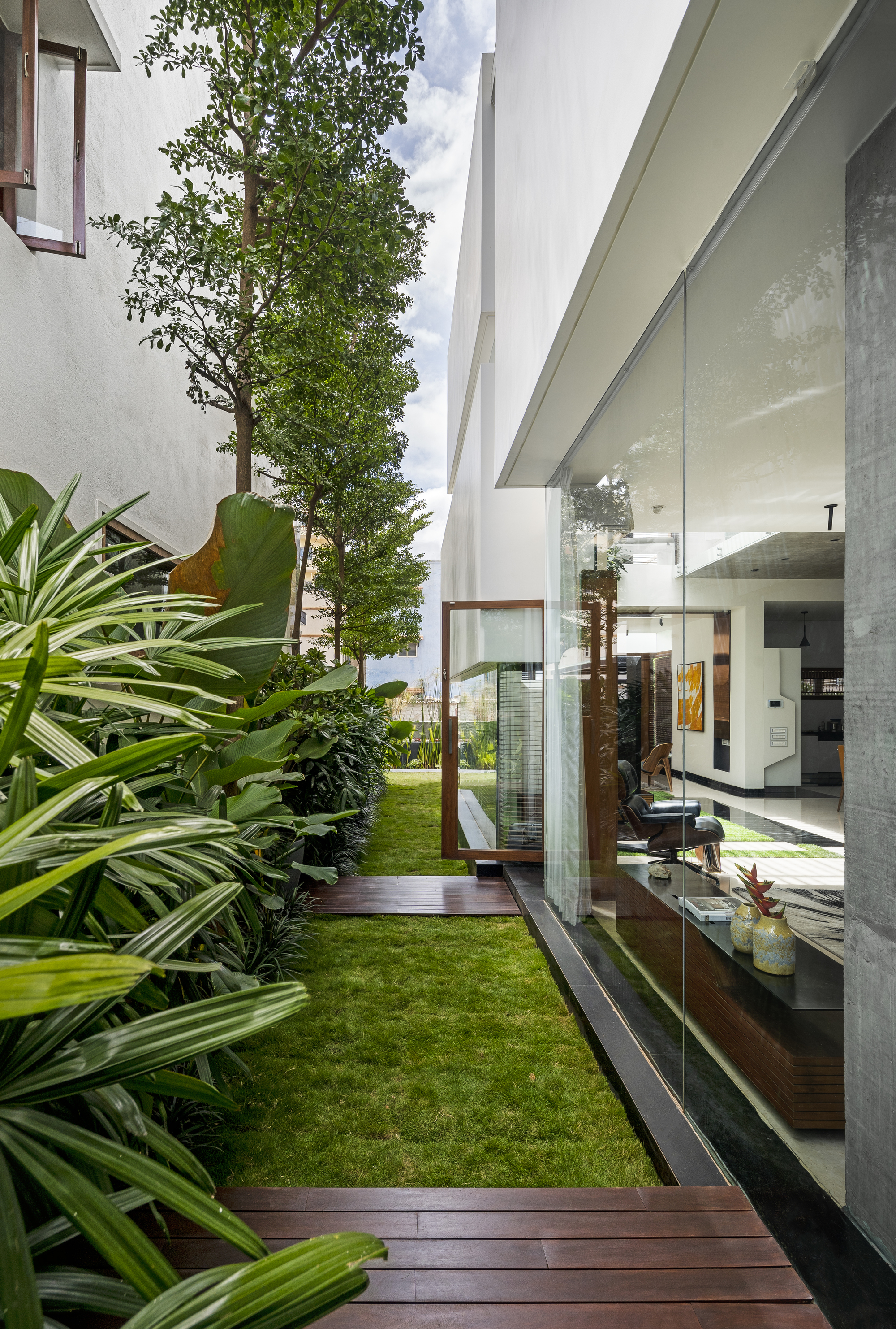 Gallery of Floating Walls House / Crest Architects - 25