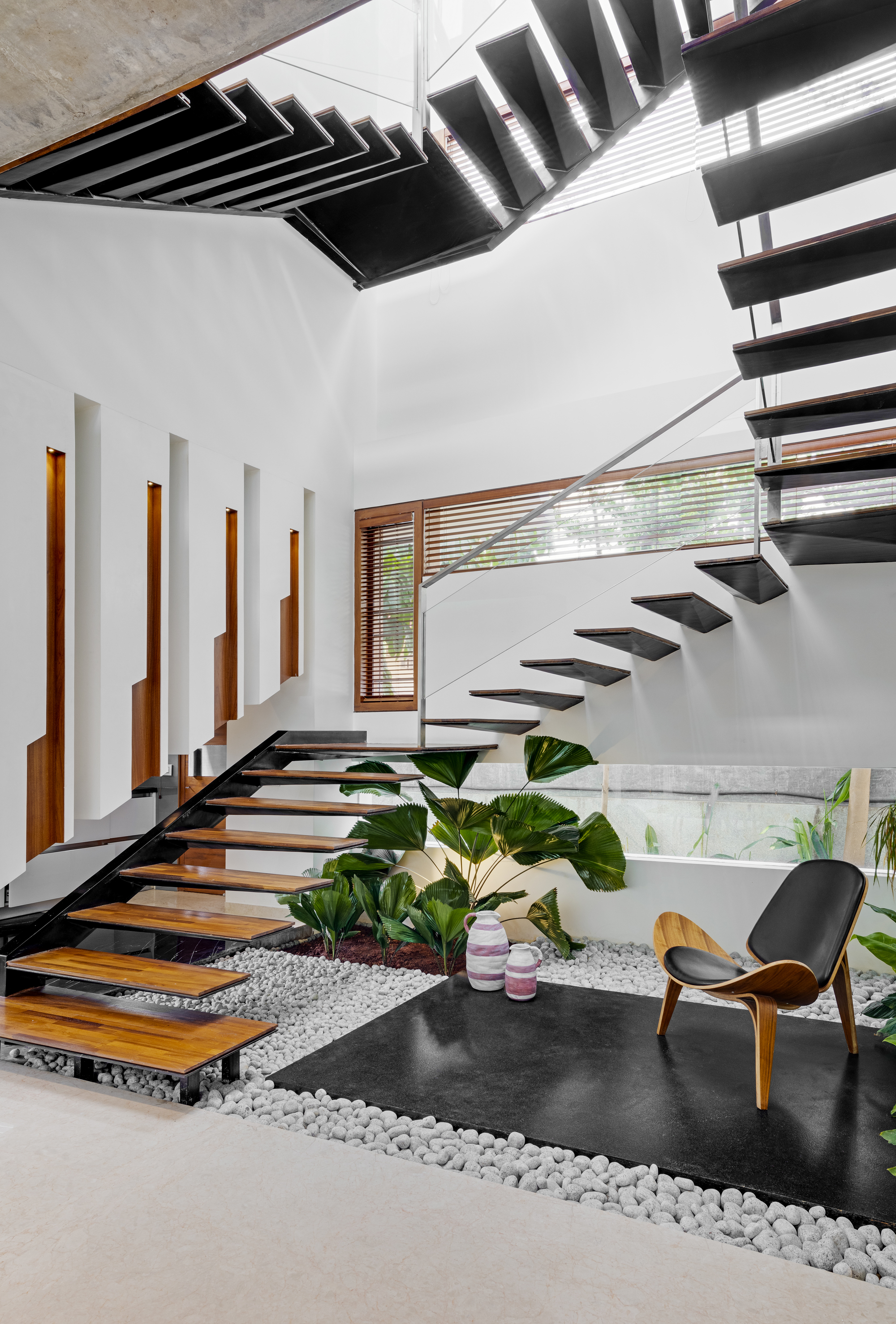 Gallery of Floating Walls House / Crest Architects - 2