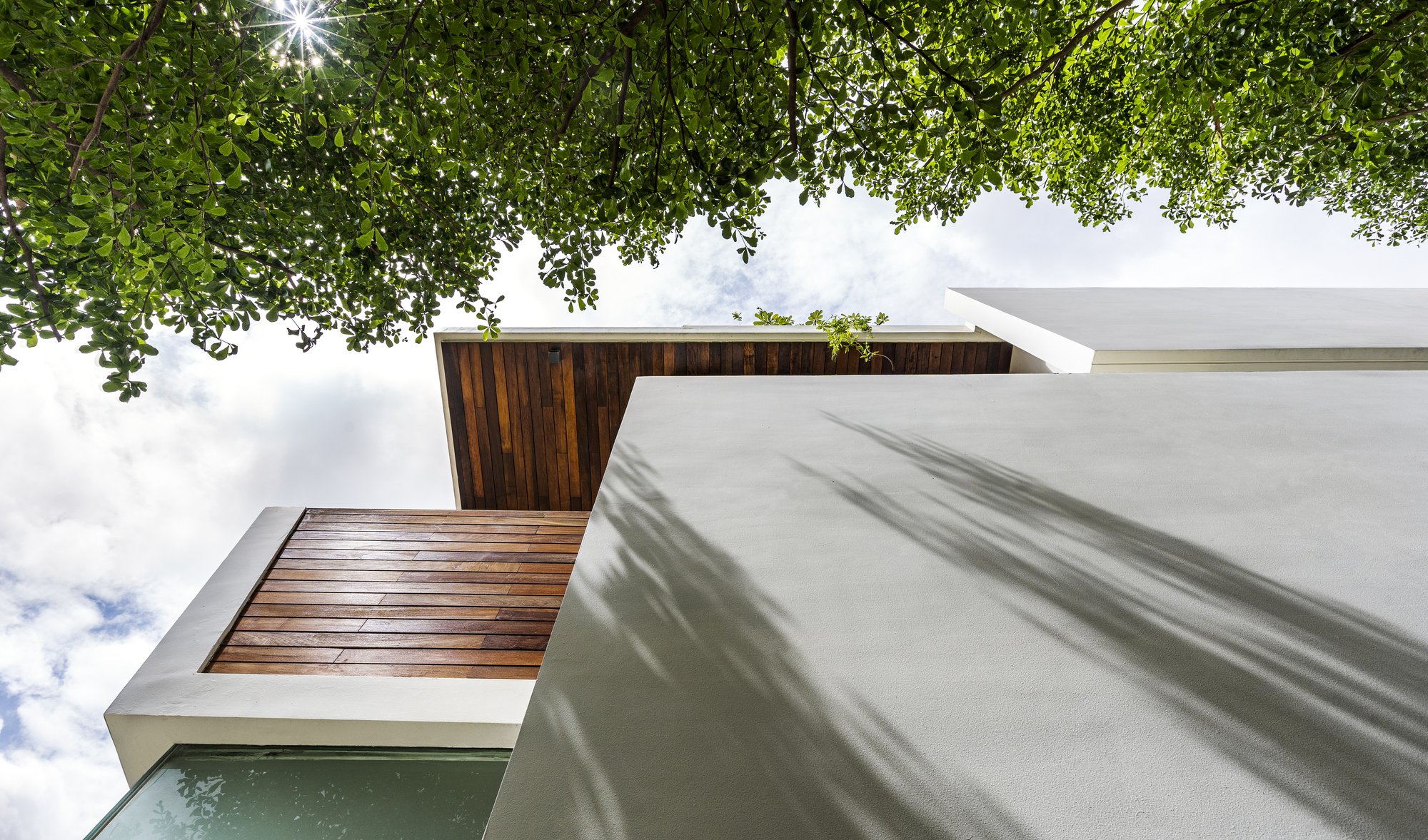 Gallery of Floating Walls House / Crest Architects - 14