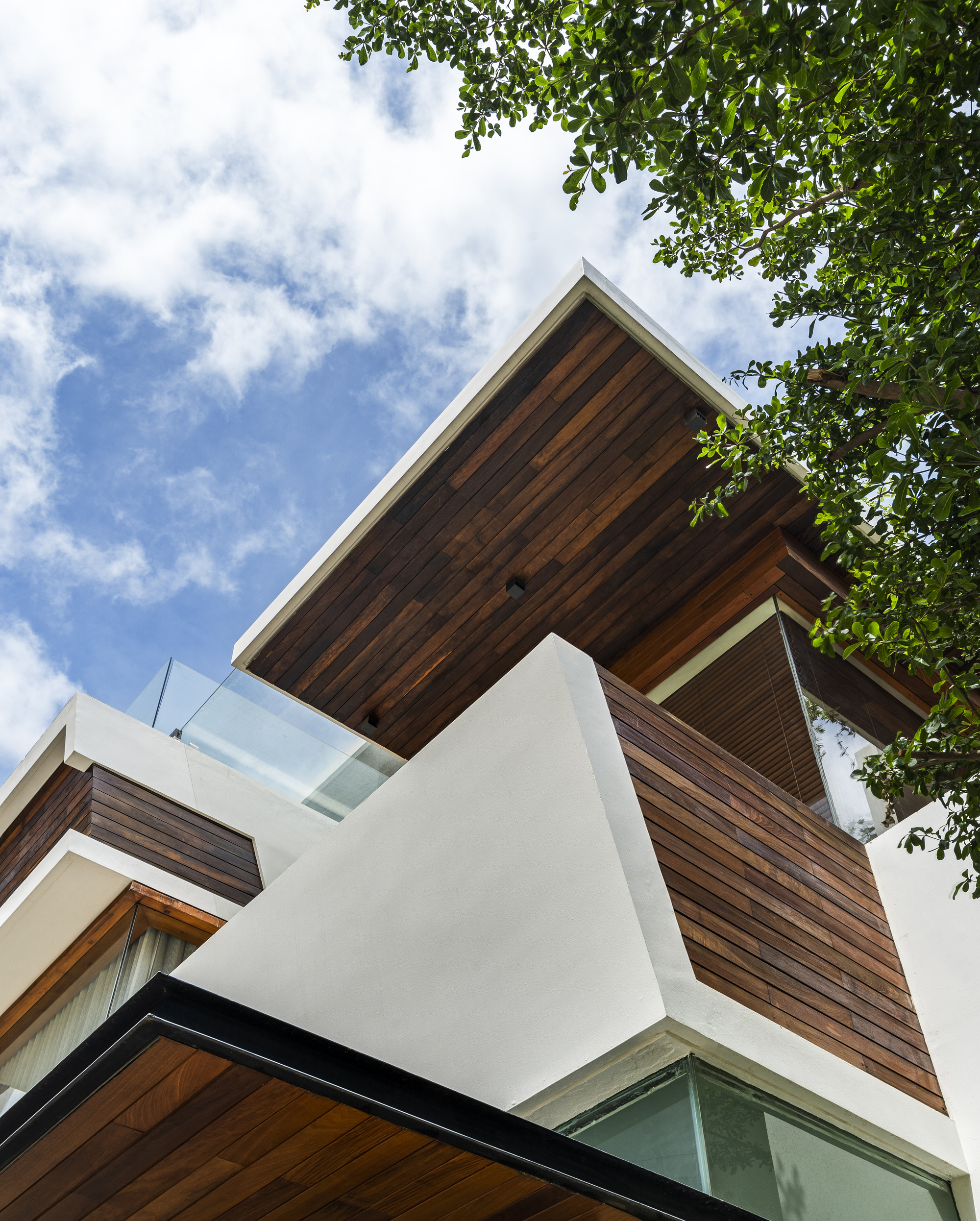 Gallery of Floating Walls House / Crest Architects - 15