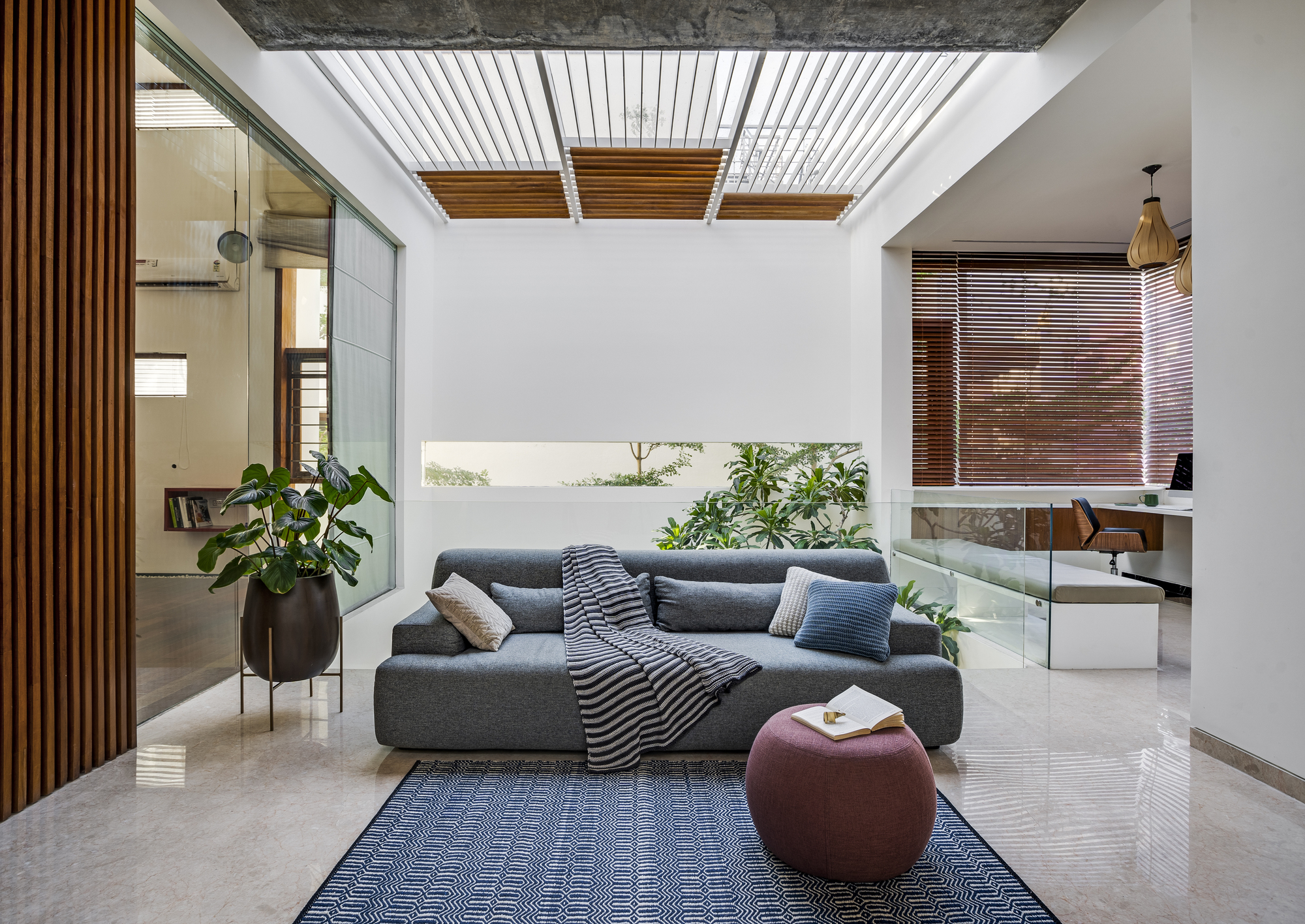 Gallery of Floating Walls House / Crest Architects - 18