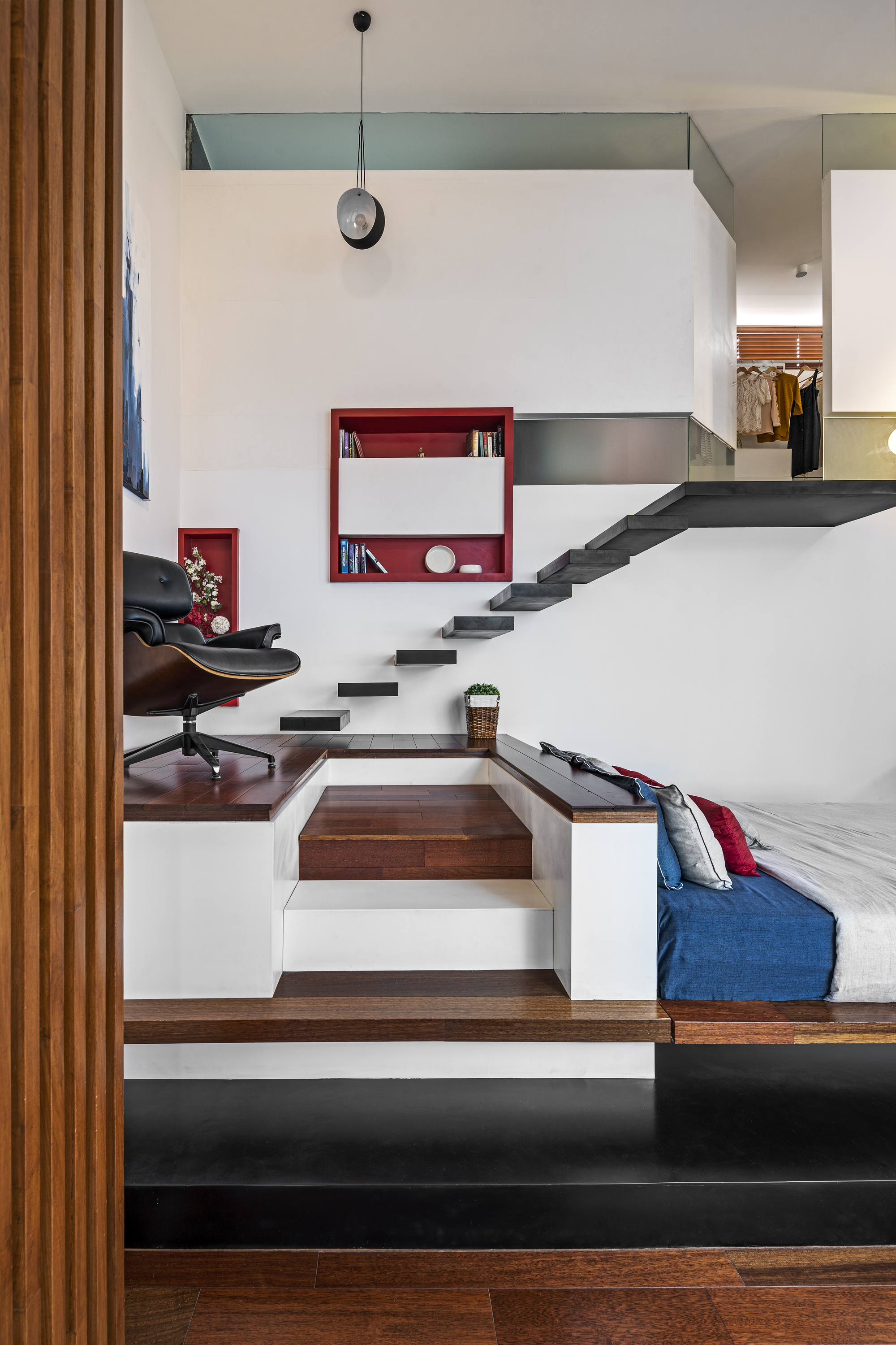 Gallery of Floating Walls House / Crest Architects - 11