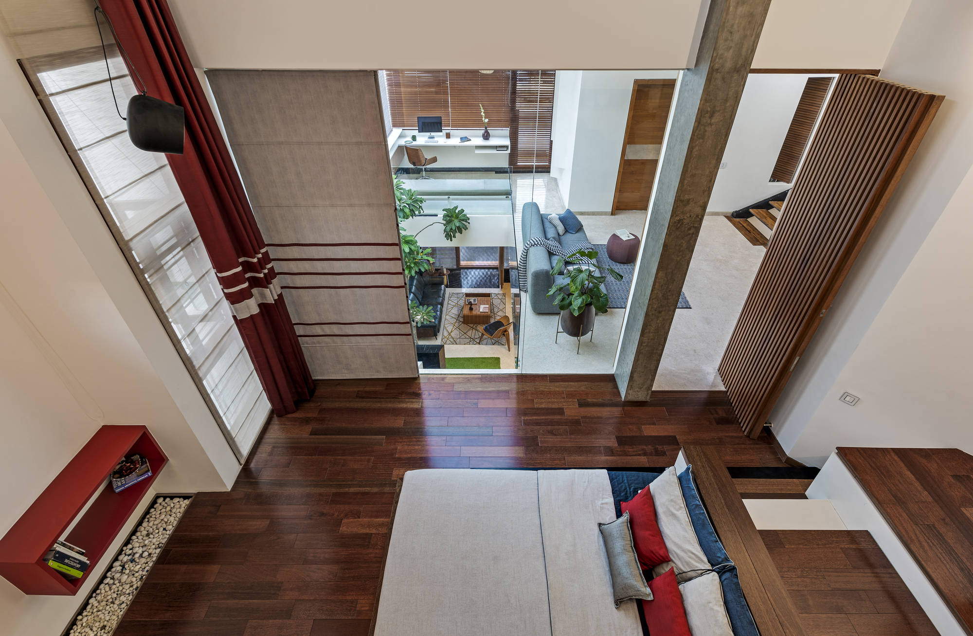 Gallery of Floating Walls House / Crest Architects - 10