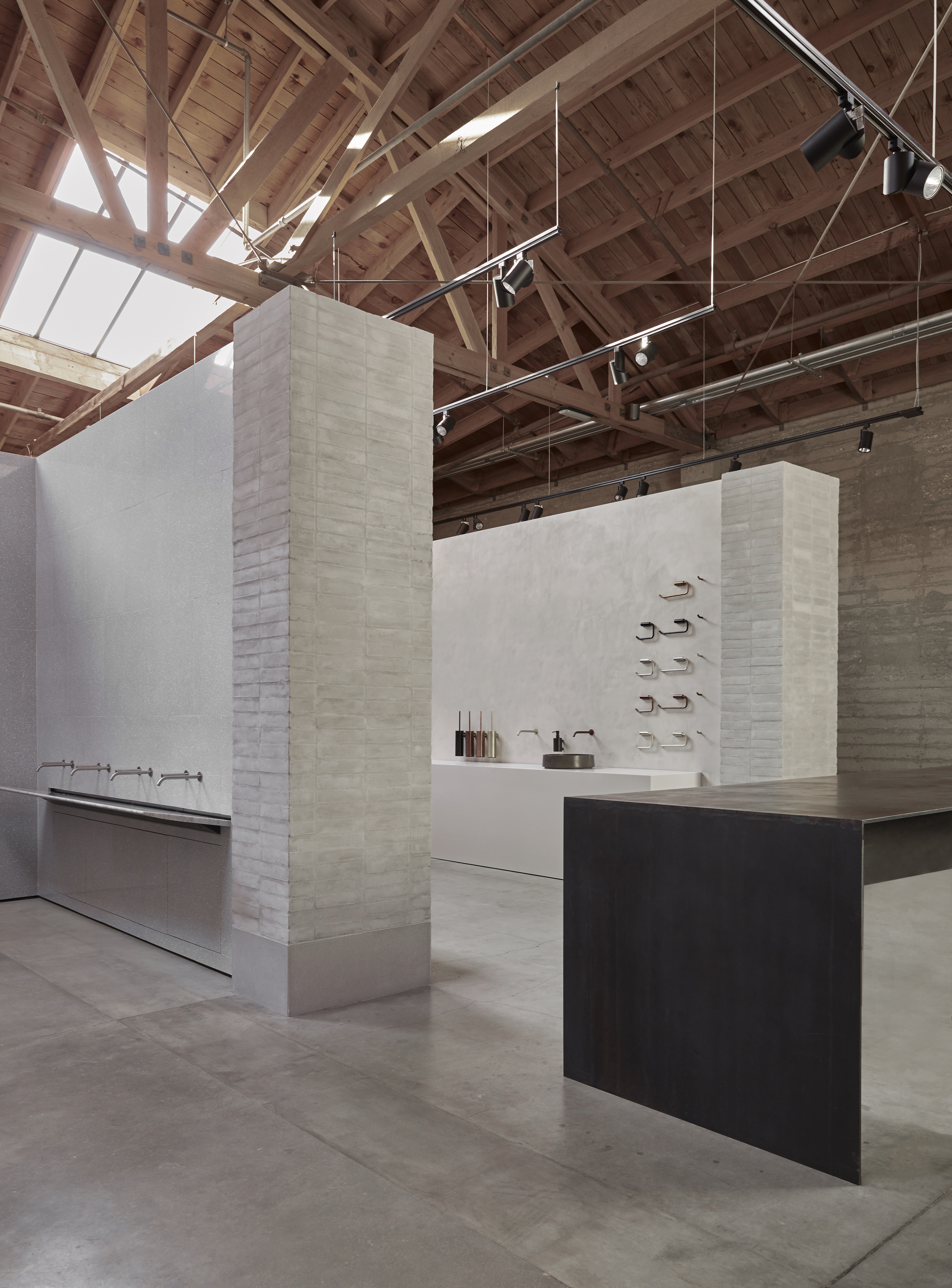 Gallery of Splash Lab LA Showroom / McLaren Excell - 10