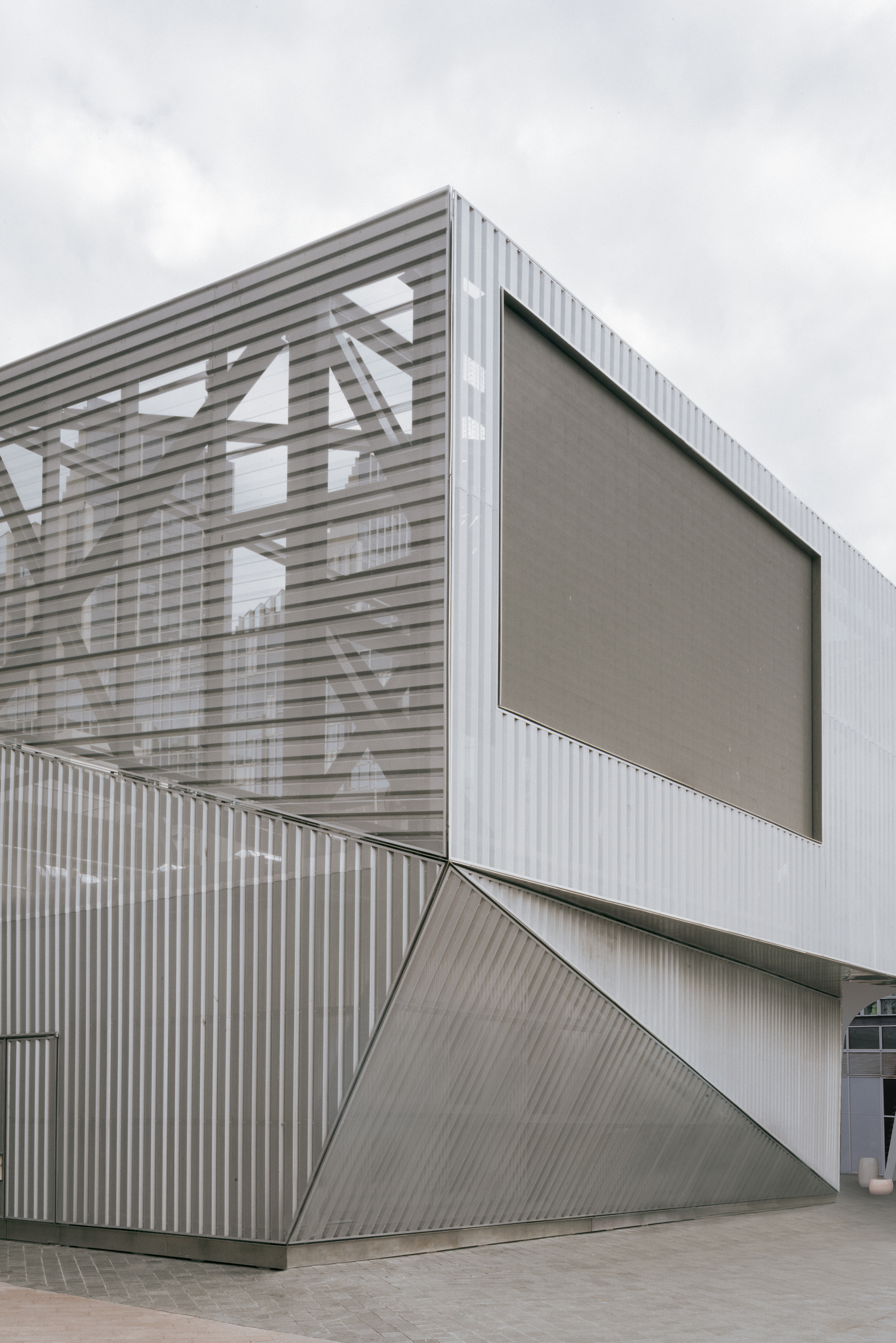 Galeria de Tela Escultural em North Greenwich / Neiheiser Argyros - 2