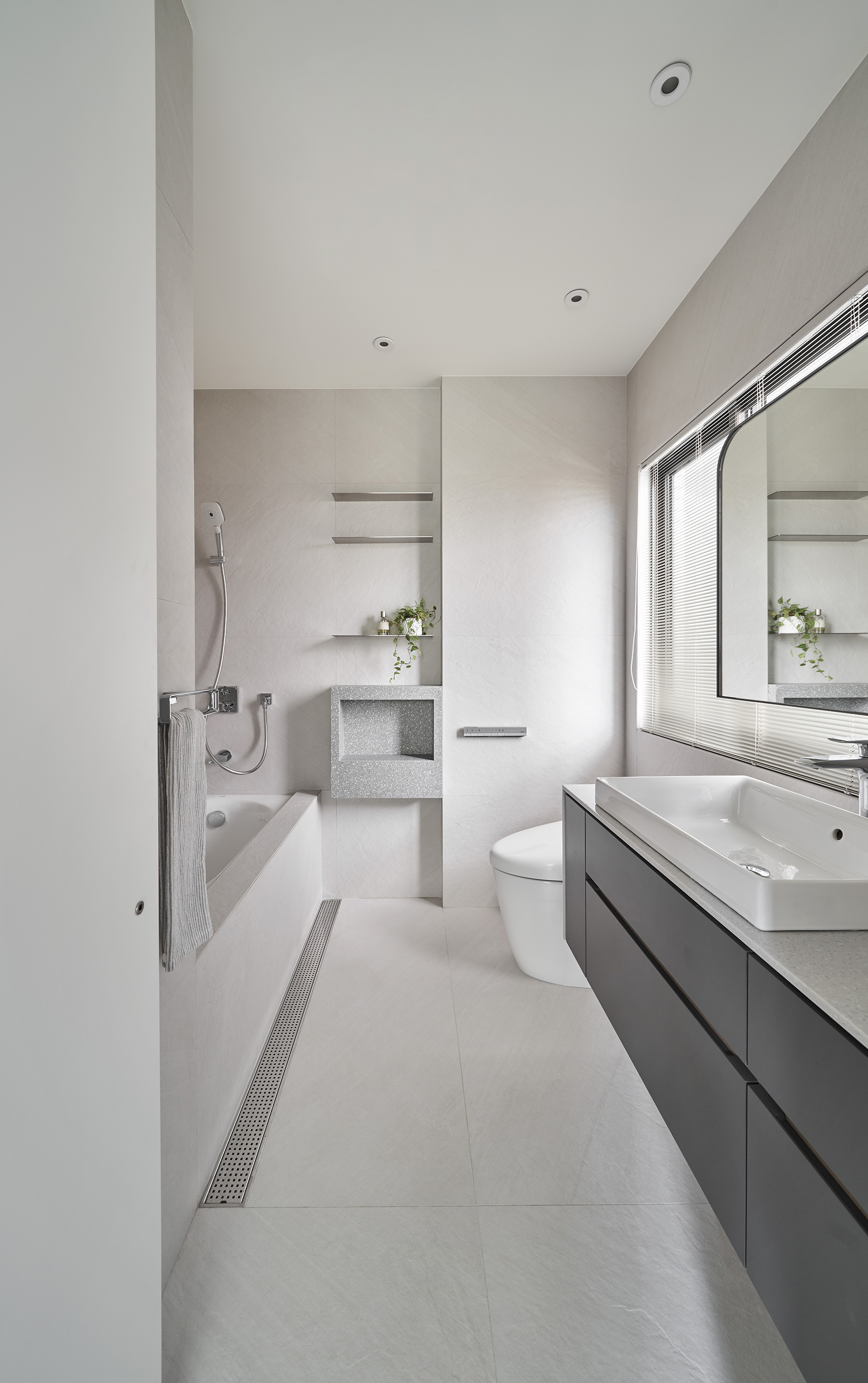 Gallery of Axis House / LCGA Design - 11