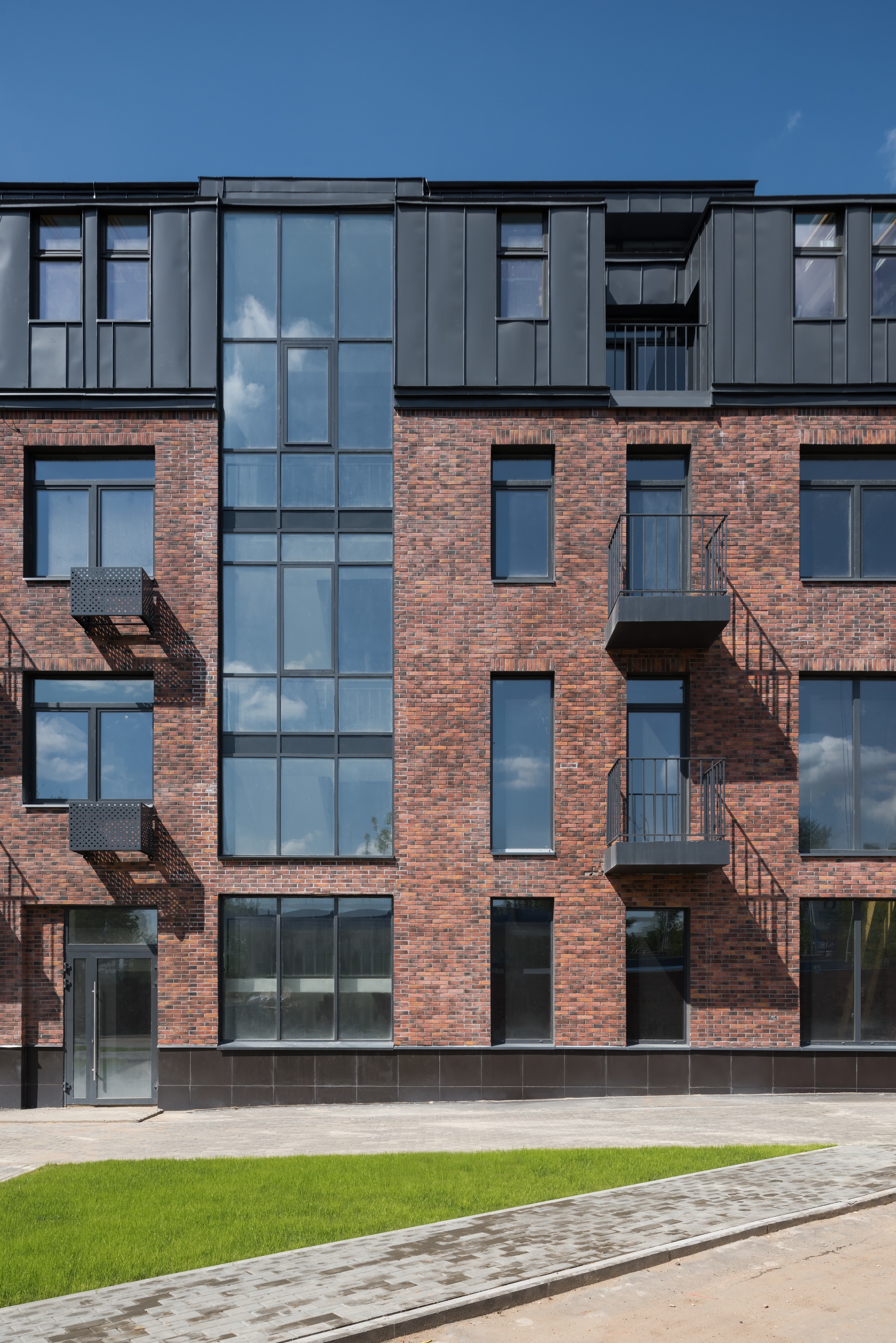 Gallery of Studio 12 Apartment Complex / T+T Architects - 4