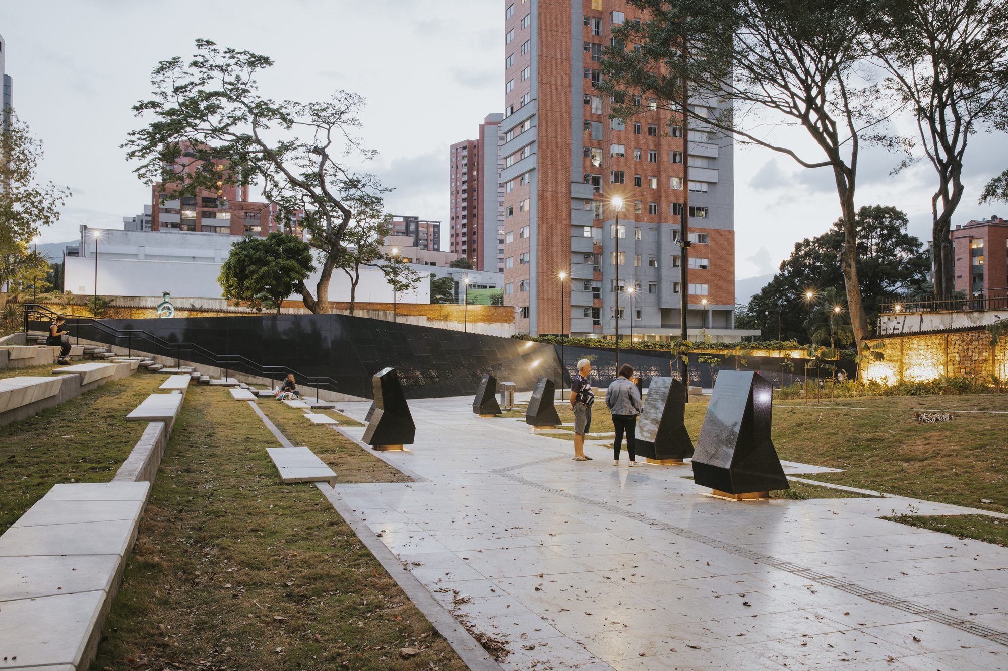 Galería de Parque conmemorativo inflexión / Pequeña Escala Arquitectura ...