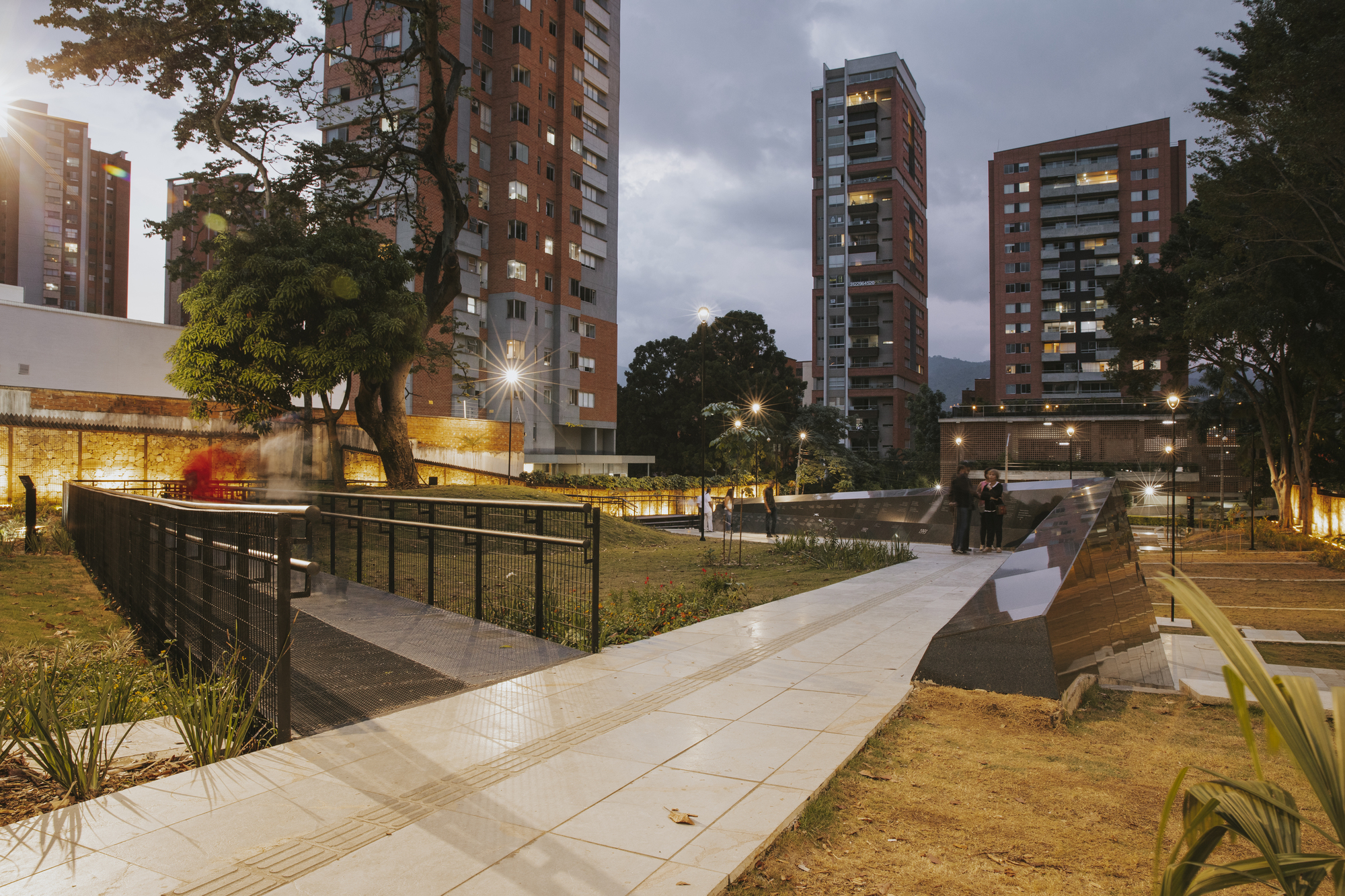 Galería de Parque conmemorativo inflexión / Pequeña Escala Arquitectura ...