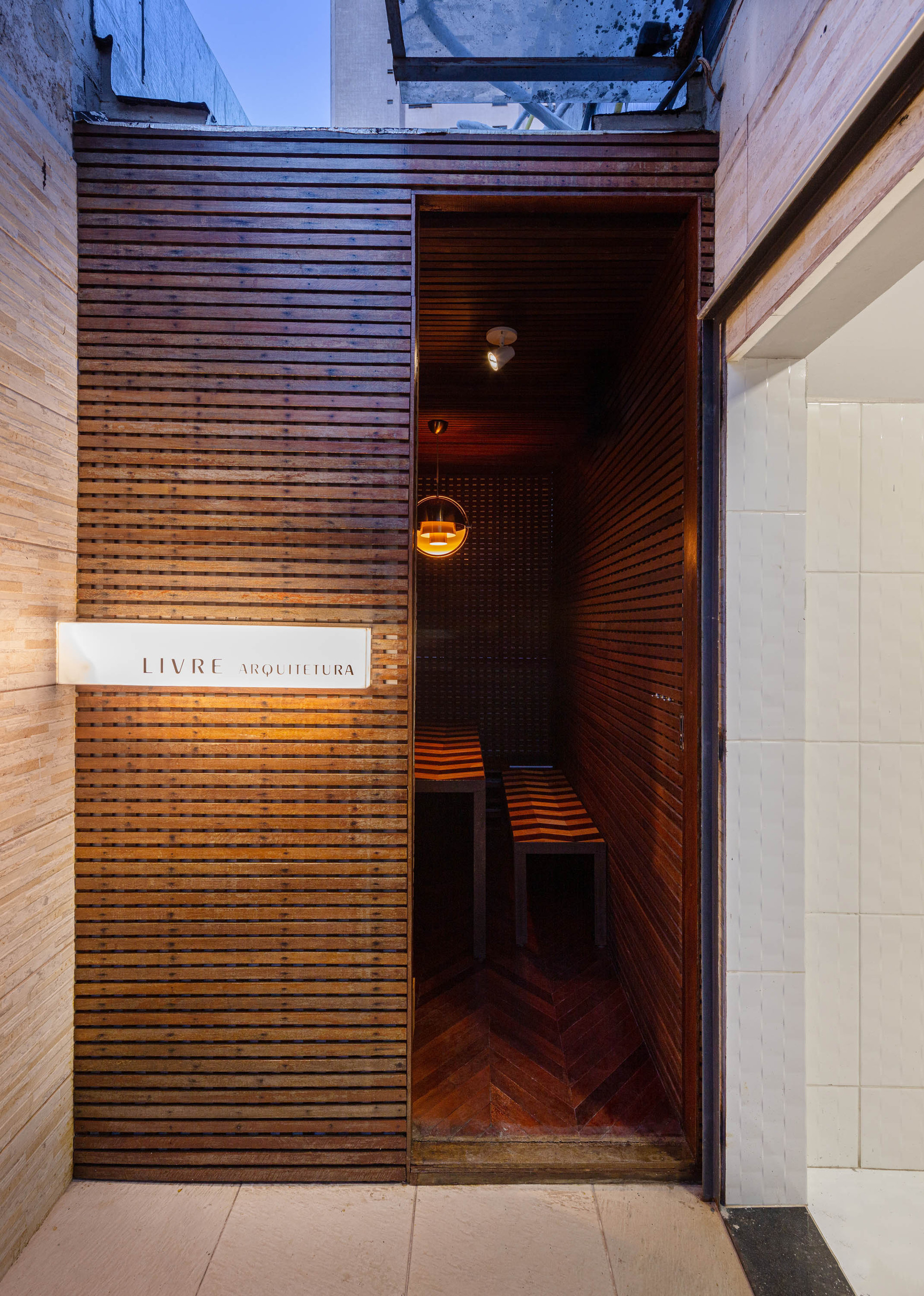 Galeria de Micro Escritório em Muxarabi de Madeira / LIVRE arquitetura - 1