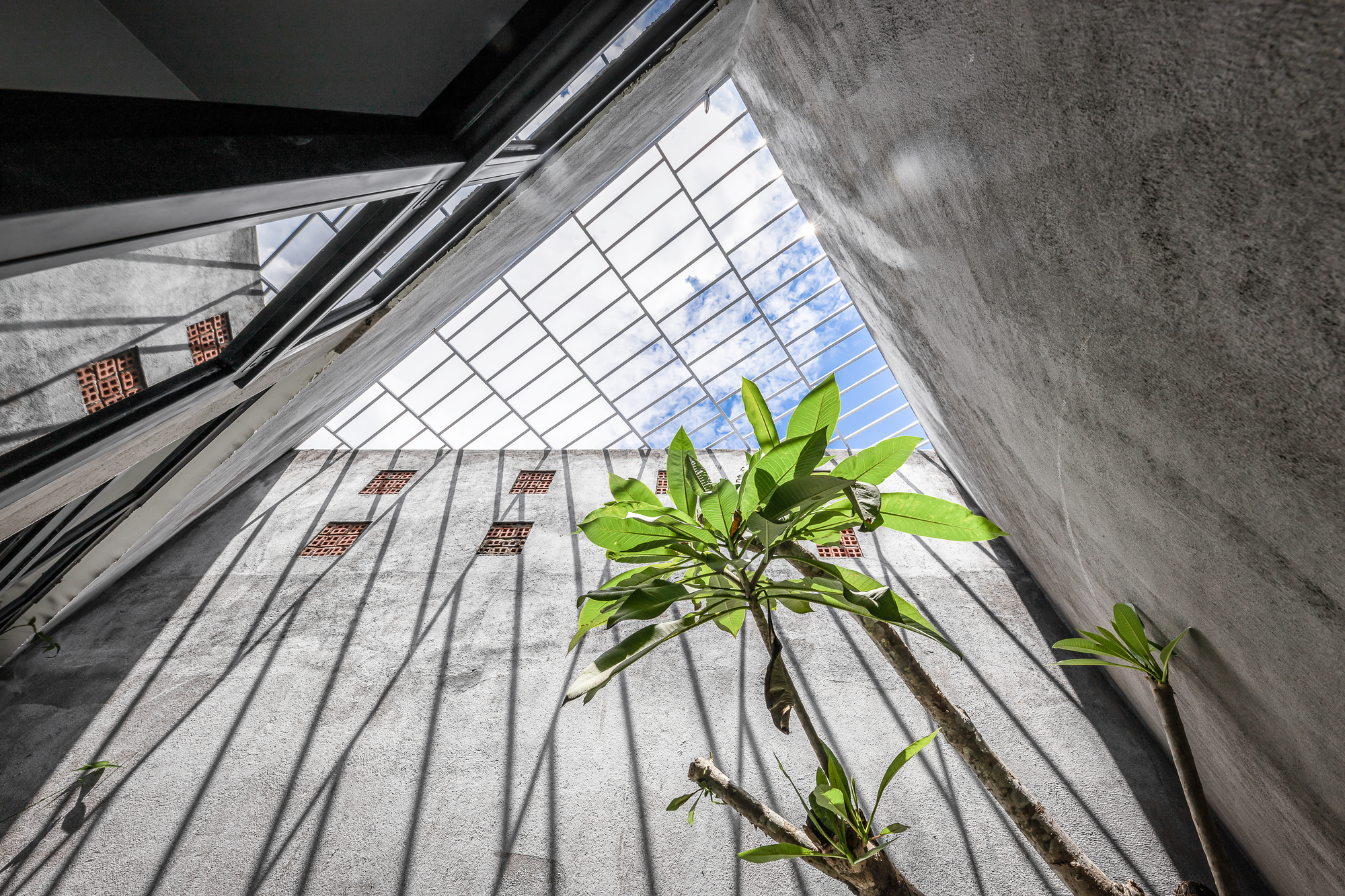 Gallery of 3 Green Spaces House / A-Boom Design Office - 23