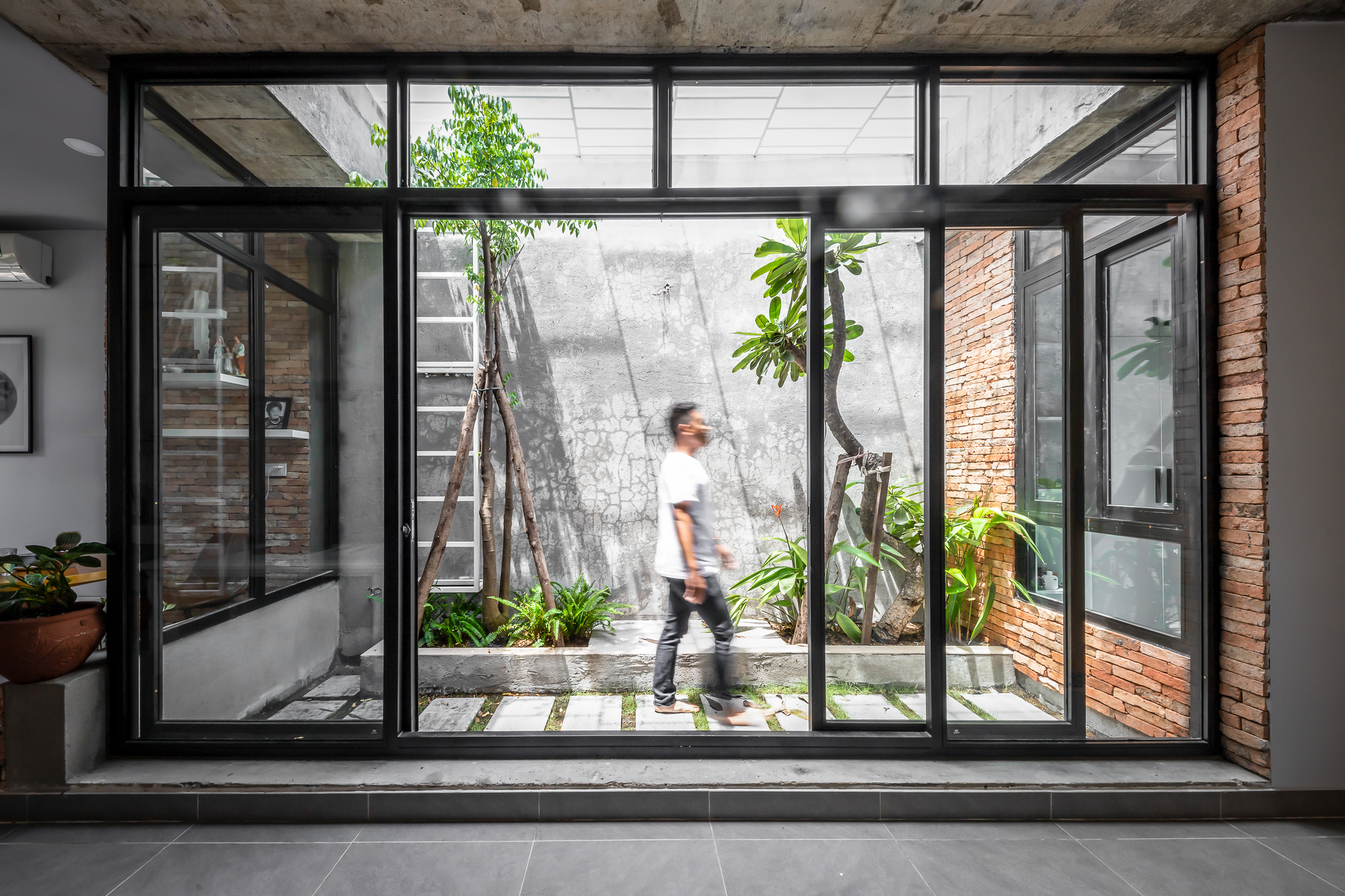 Gallery of 3 Green Spaces House / A-Boom Design Office - 31