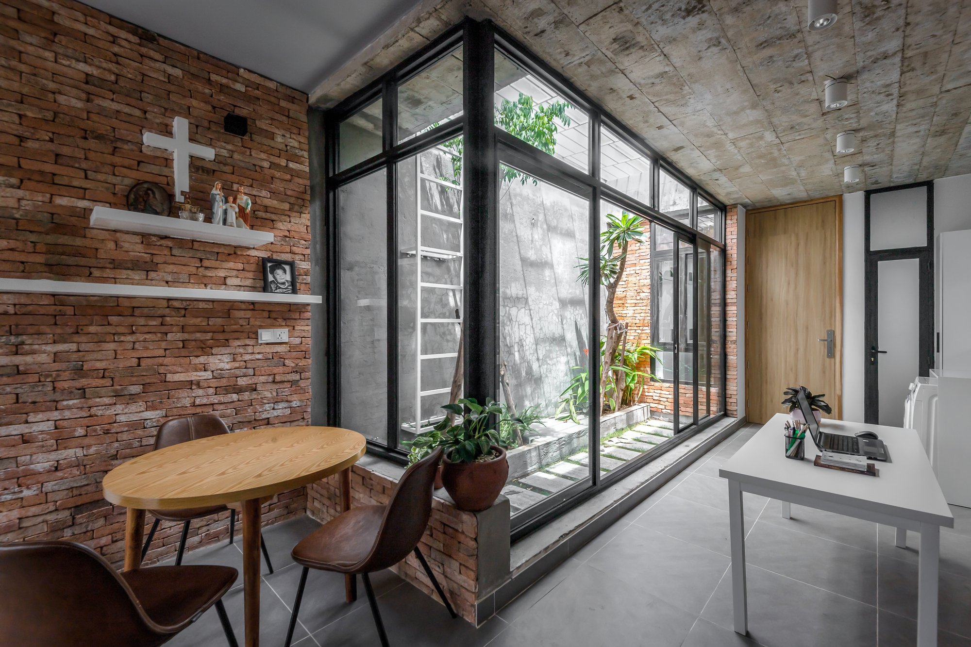 Gallery of 3 Green Spaces House / A-Boom Design Office - 14