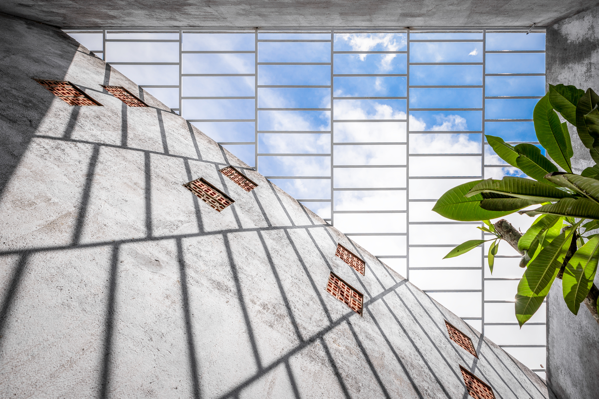 Gallery of 3 Green Spaces House / A-Boom Design Office - 11