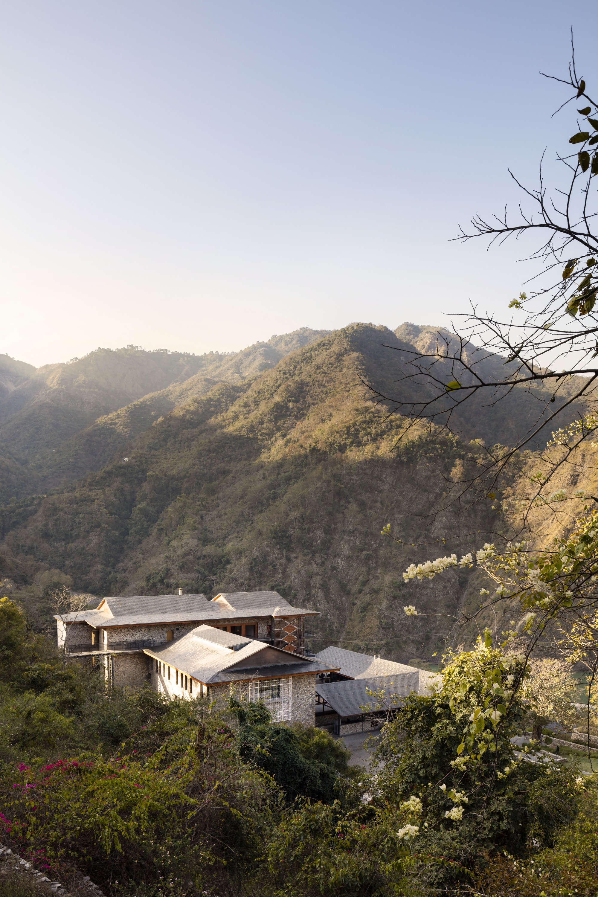 Galeria de Hotel Resort e Spa Taj Rishikesh / yh2 + Edifice Consultants ...