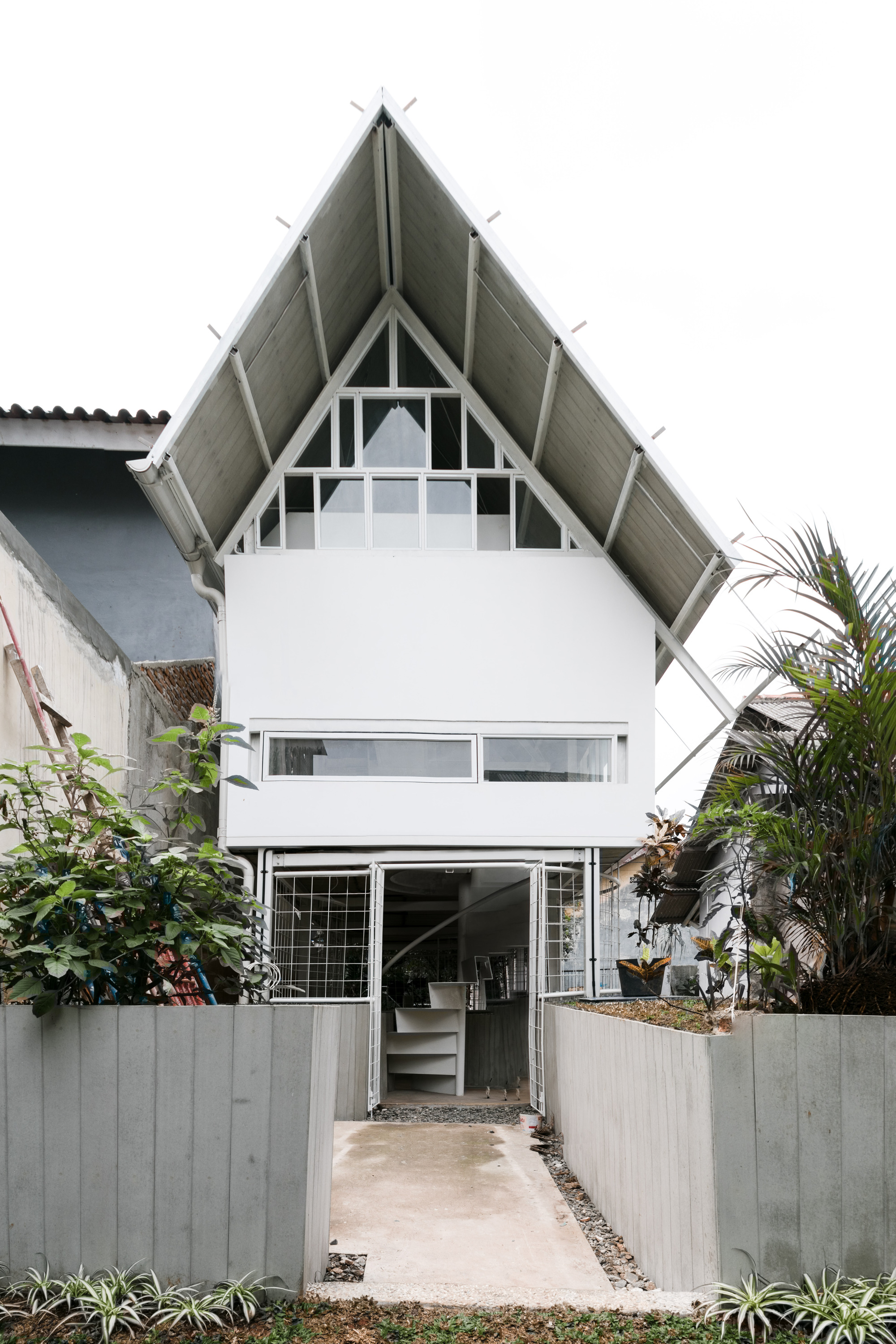 Gallery of Arsya House / Atelier Riri + Arsitek Tropis - 10