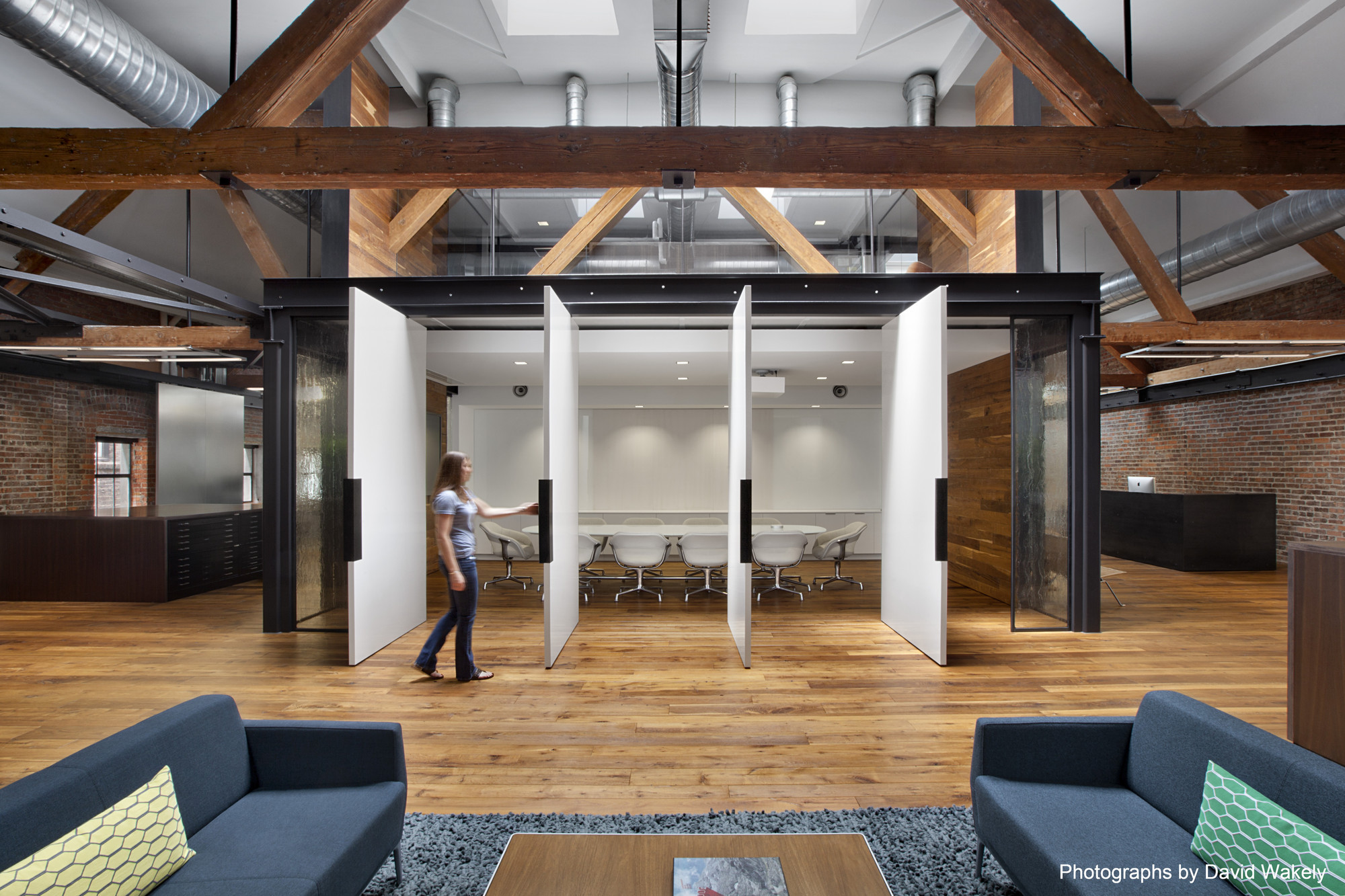 Galeria de A beleza das treliças aparentes de madeira - 28