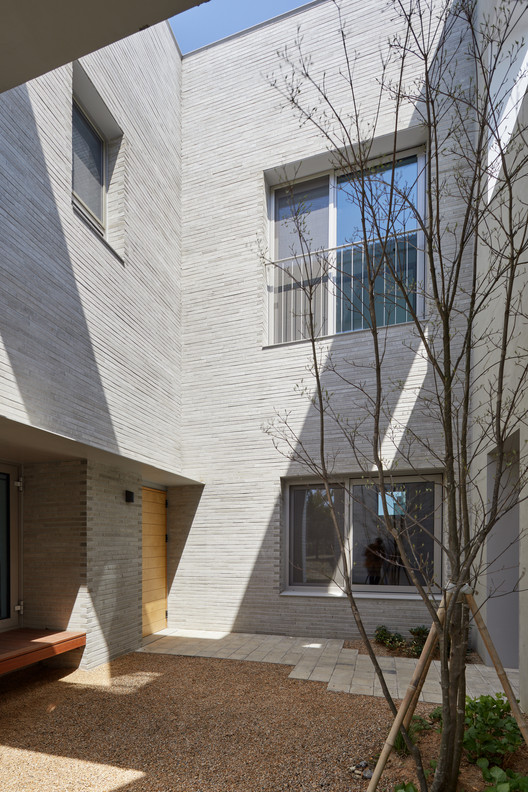 Unyang-dong Ria’s Two-Family House / Seoga Architecture | ArchDaily