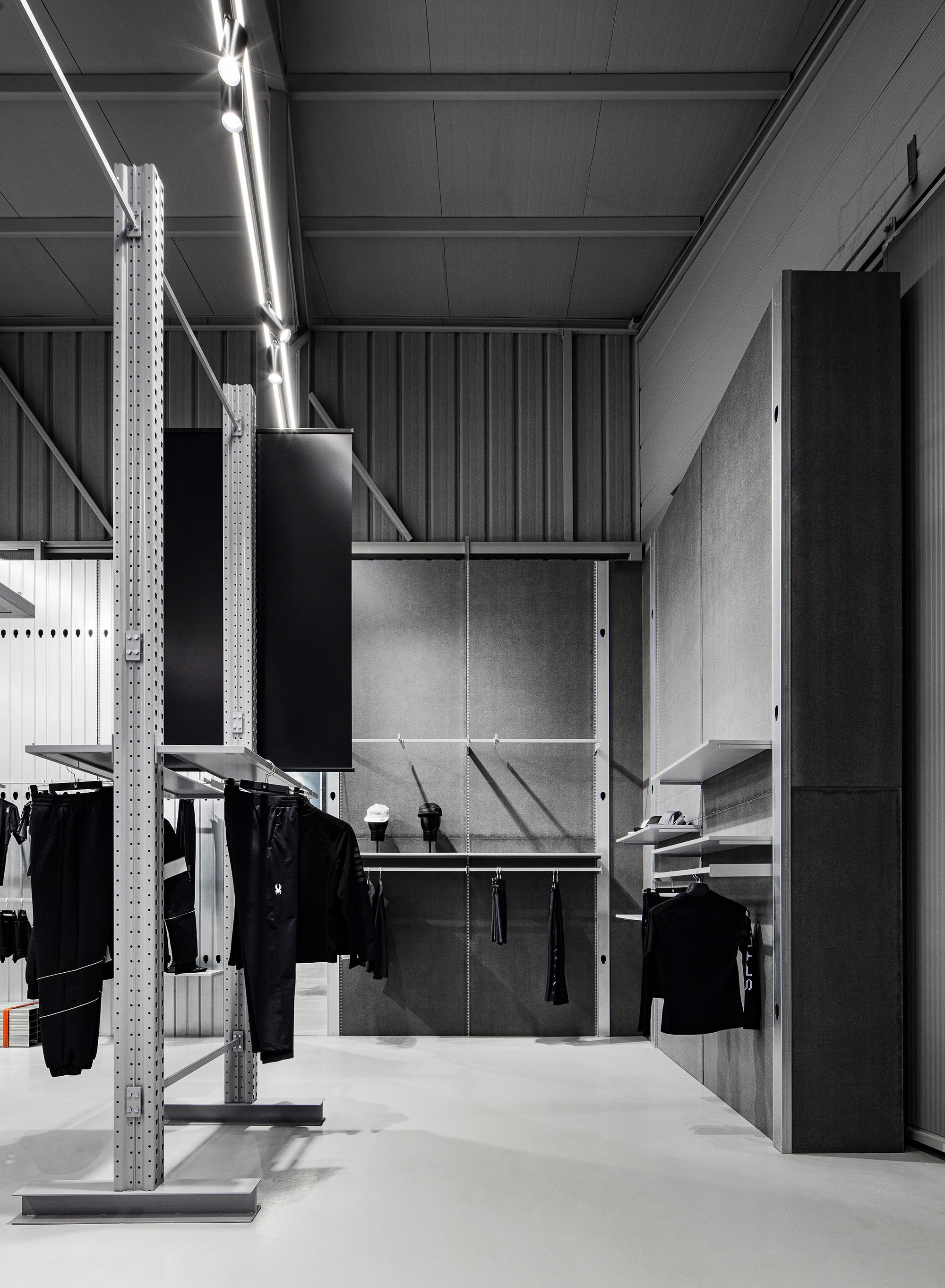 Gallery of Spyder Haven Store / Betwin Space Design - 16