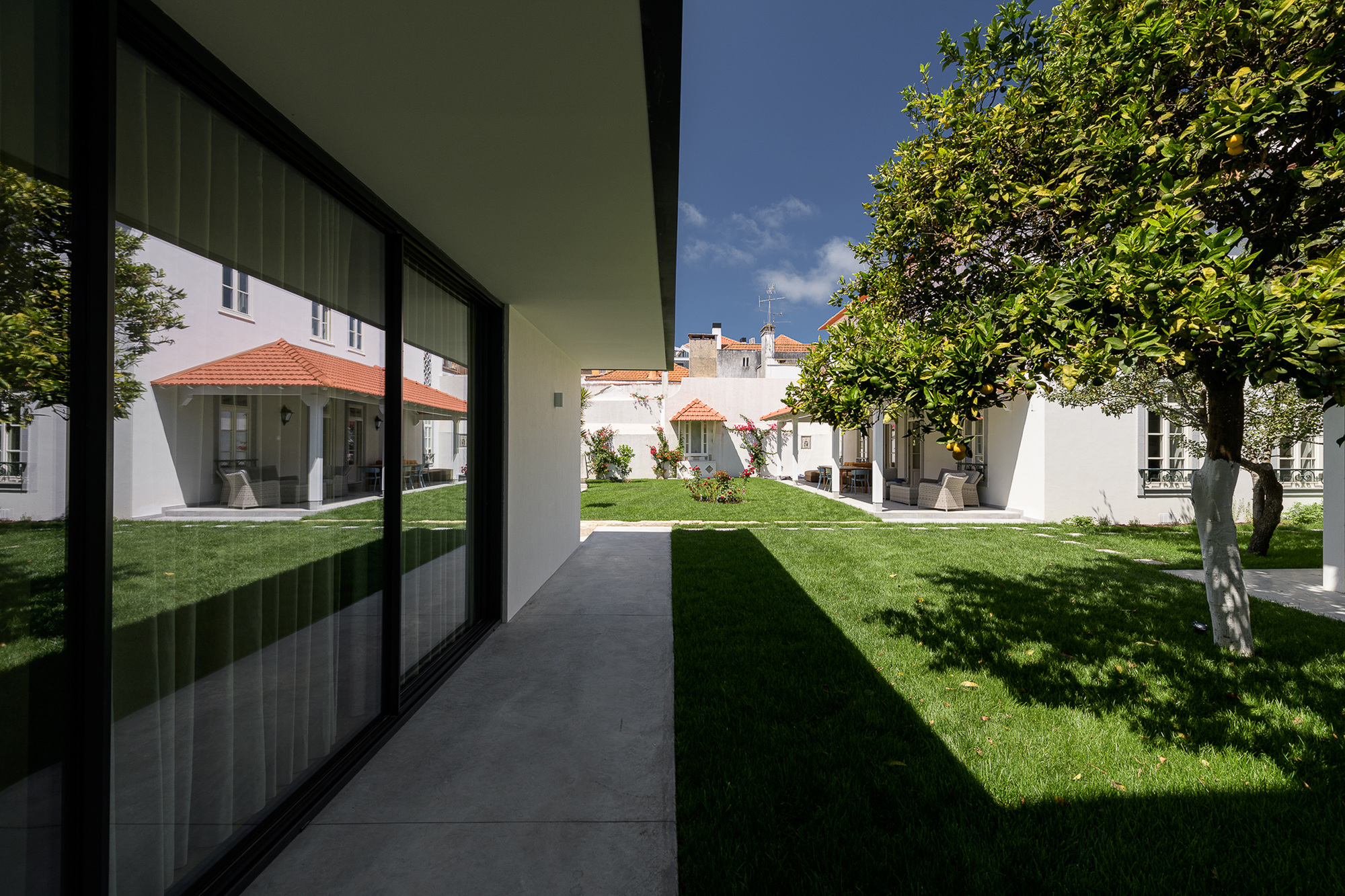 Gallery of House in Aveiro / Mariana Neto Arquitectura - 2
