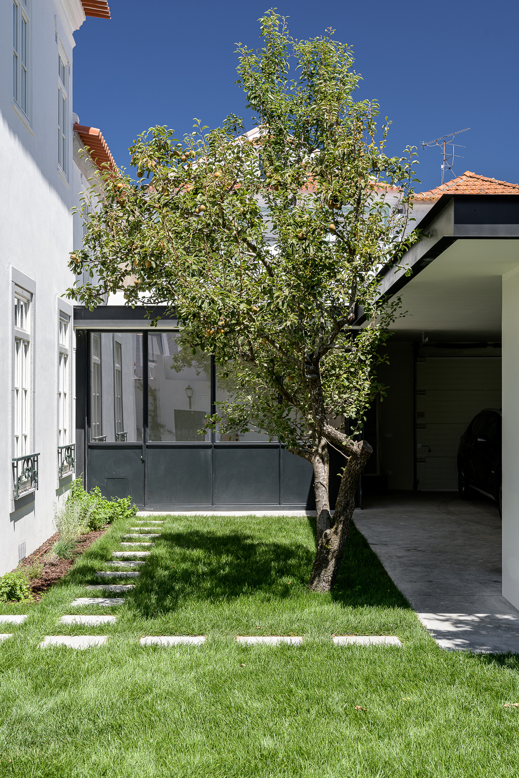 Gallery of House in Aveiro / Mariana Neto Arquitectura - 7