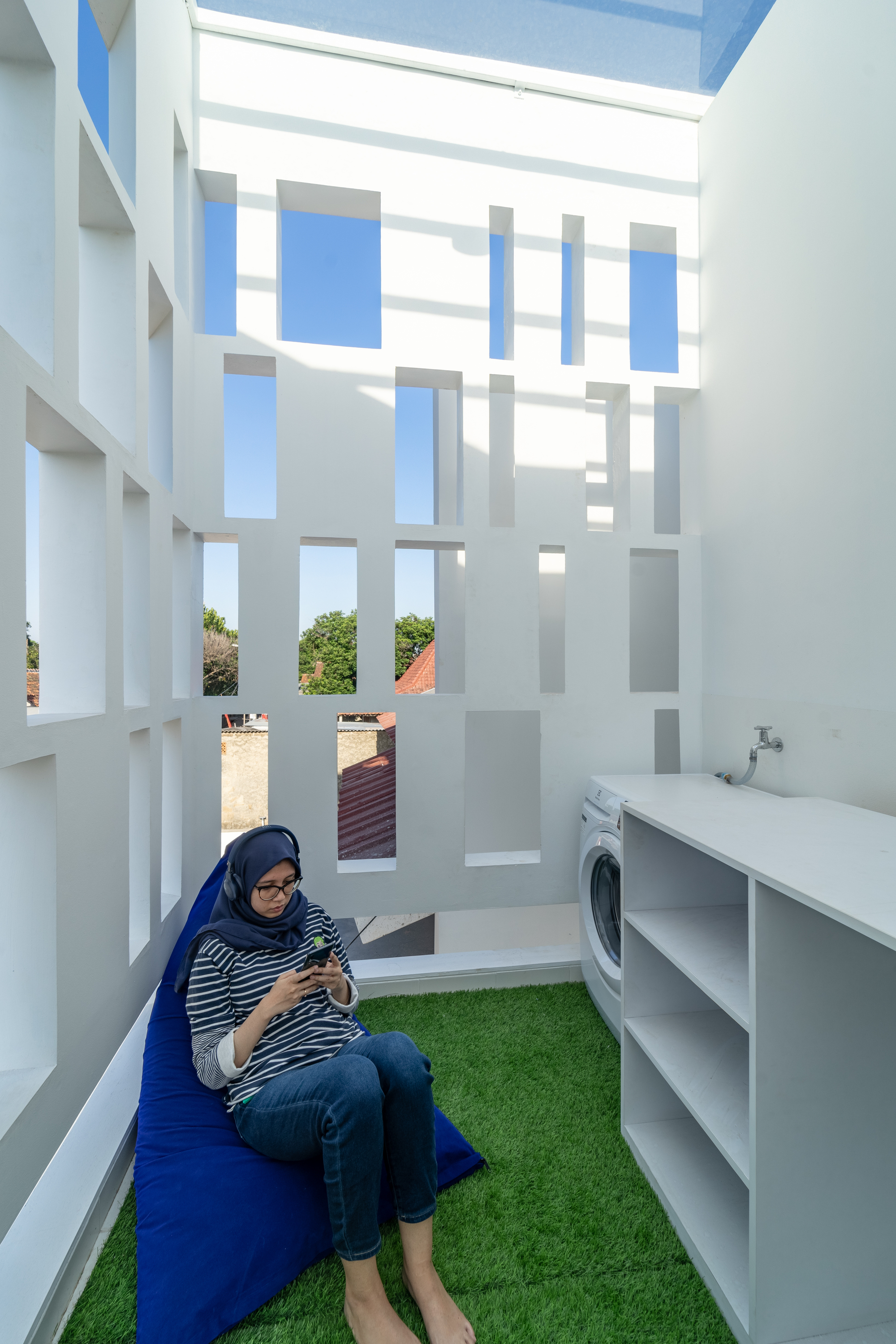 Gallery of Ivory House / Ruang Raya + KALA Architecture and Visual ...