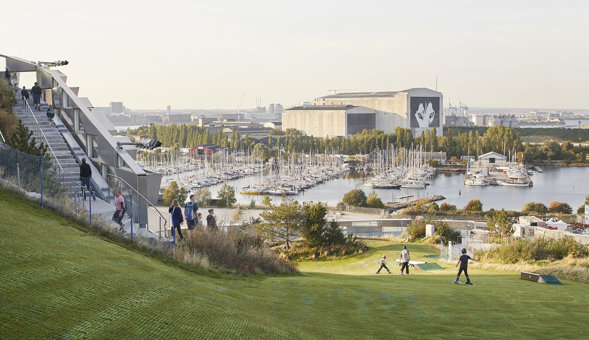 画廊 摄影作品：CopenHill 新型垃圾焚烧发电厂+Tingbjerg 图书馆+克厄北站 / Hufton+Crow - 23