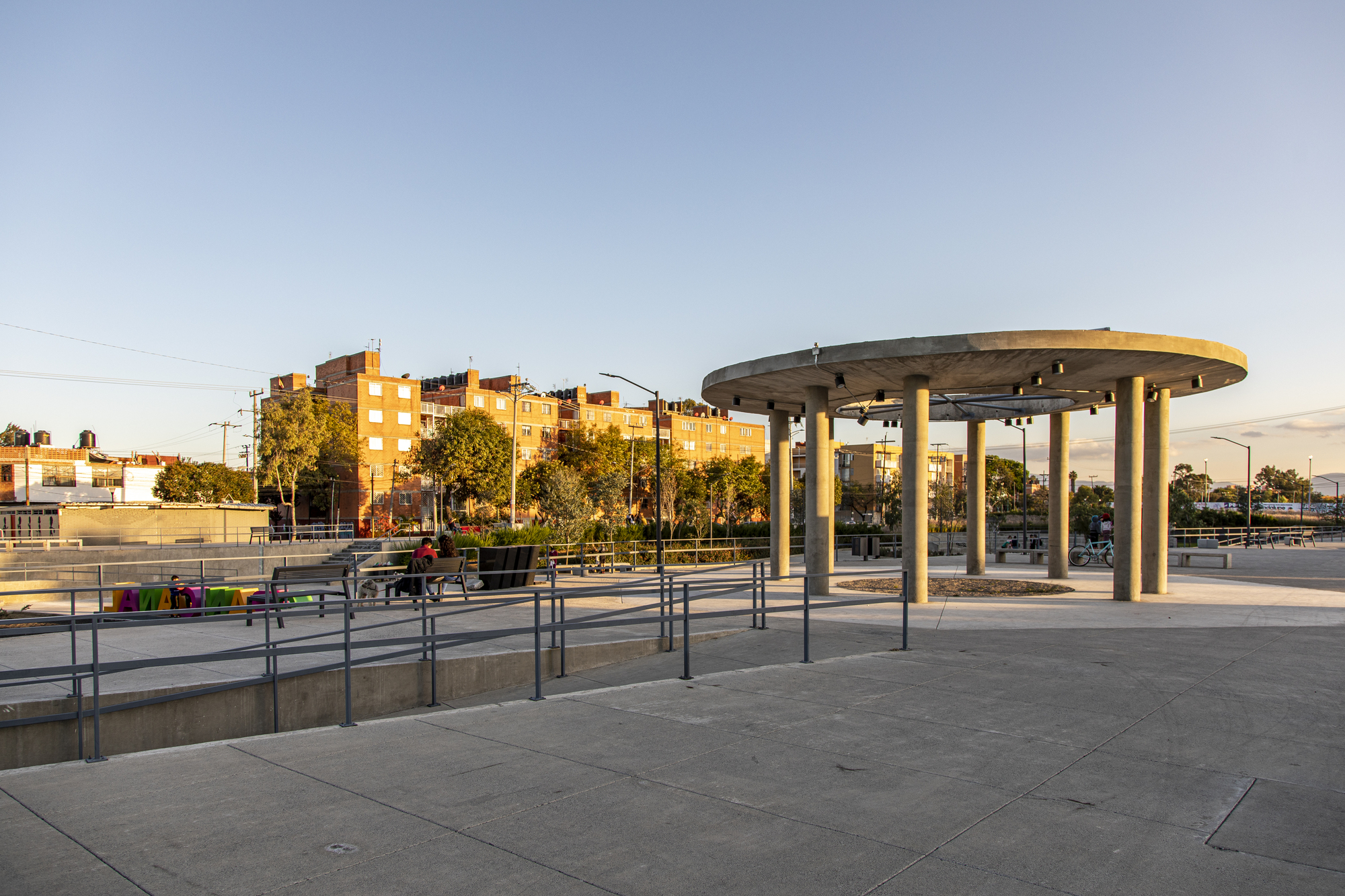Galería de Parque Lineal del Gran Canal / 128 arquitectura y diseño ...