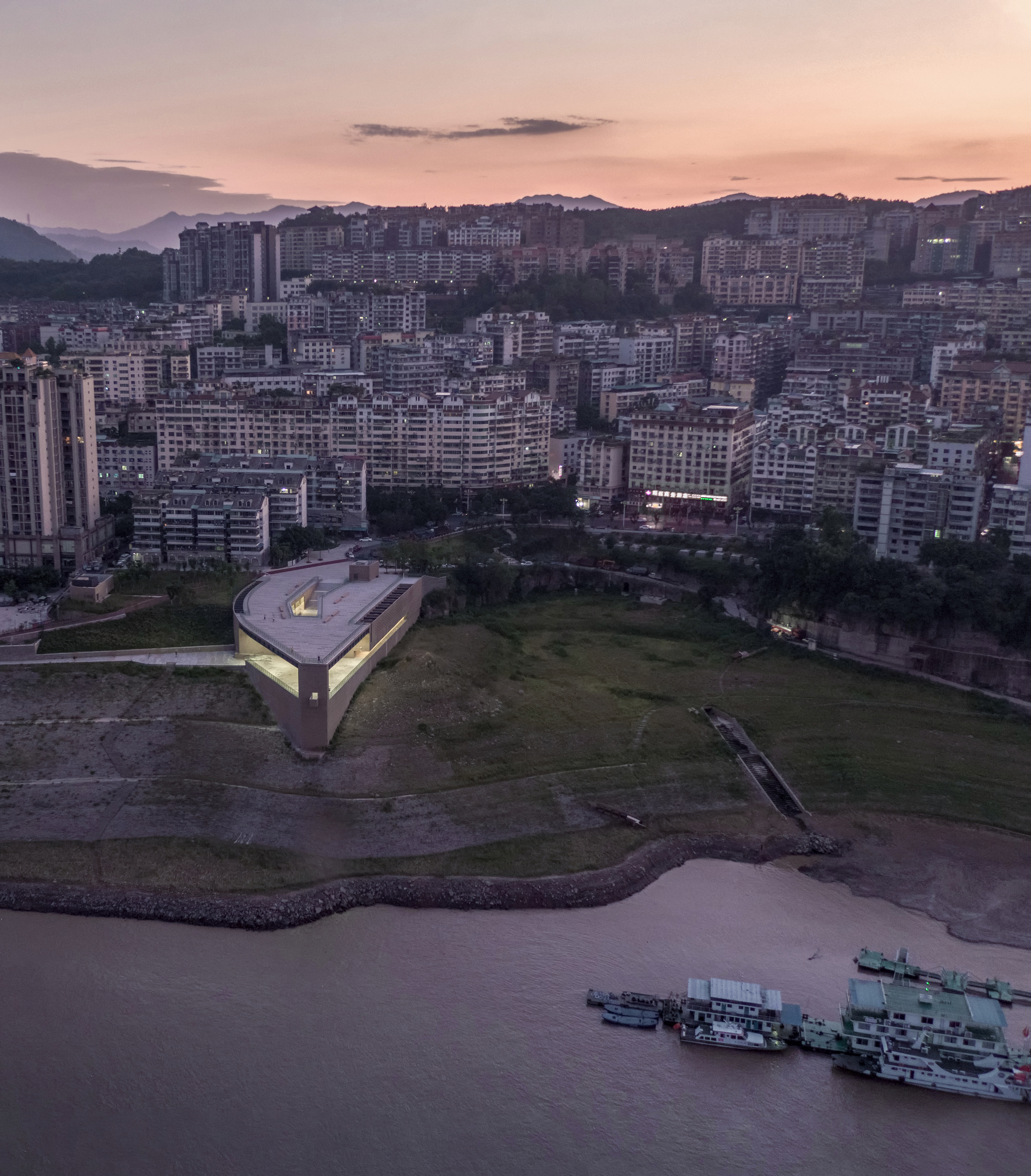 Gallery of Yunyang Riverfront Visitor Center in Chongqing / Atelier ...