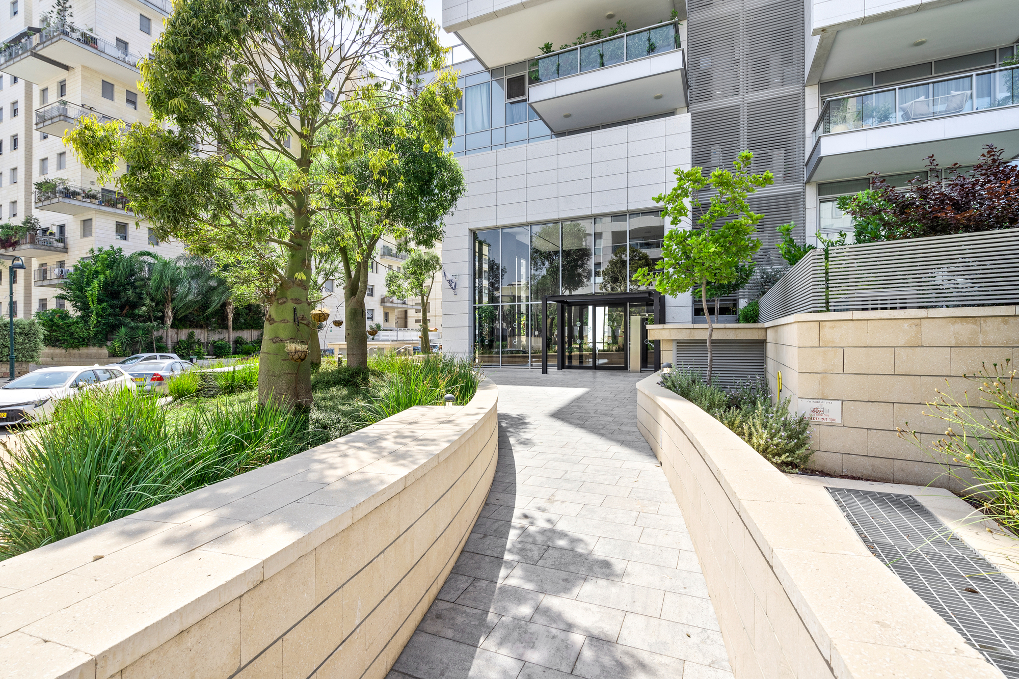 Gallery of Z-5 Design Building / Amir Mann-Ami Shinar Architects - 10