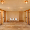 Fachadas de listones de madera: Ritmo y translucidez | ArchDaily en Español
