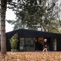 Fachadas de listones de madera: Ritmo y translucidez | ArchDaily en Español