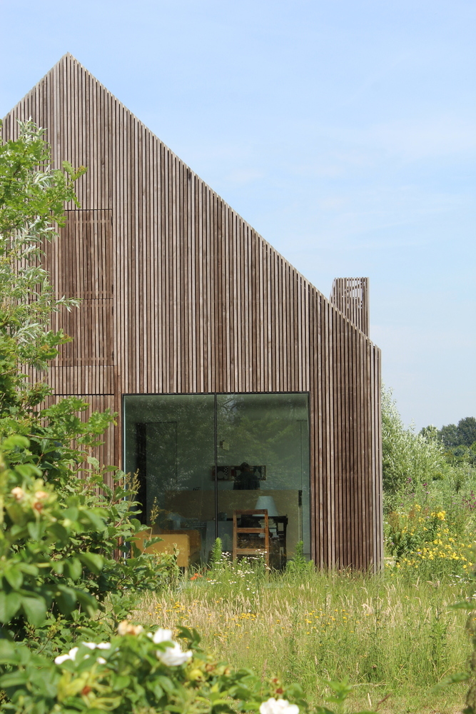 Galería de Fachadas de listones de madera: Ritmo y translucidez - 24