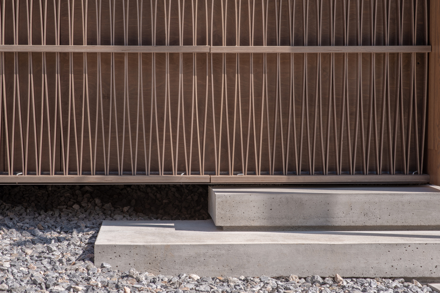 Galería de Fachadas de listones de madera: Ritmo y translucidez - 11