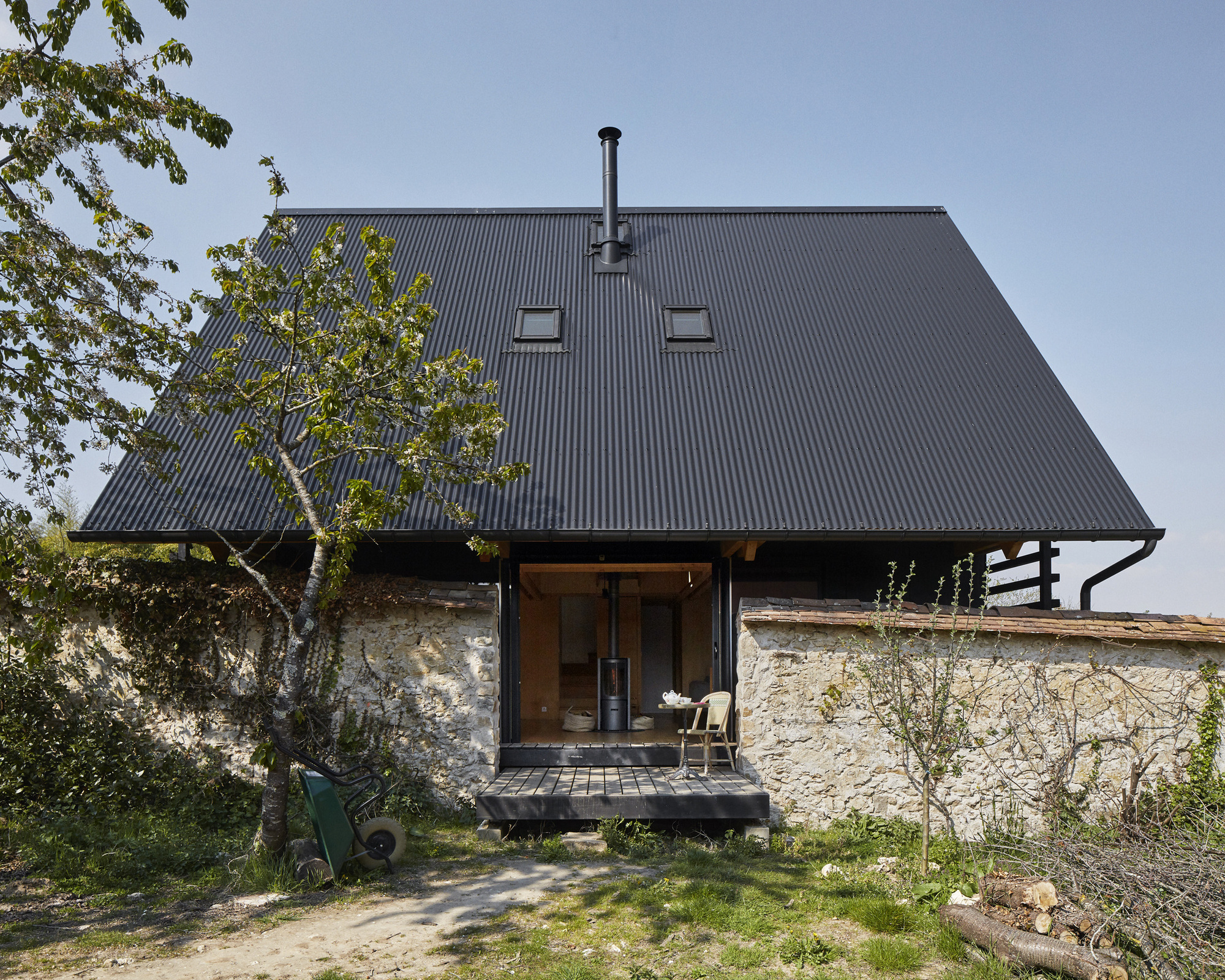 The House Between the Walls / arba | ArchDaily