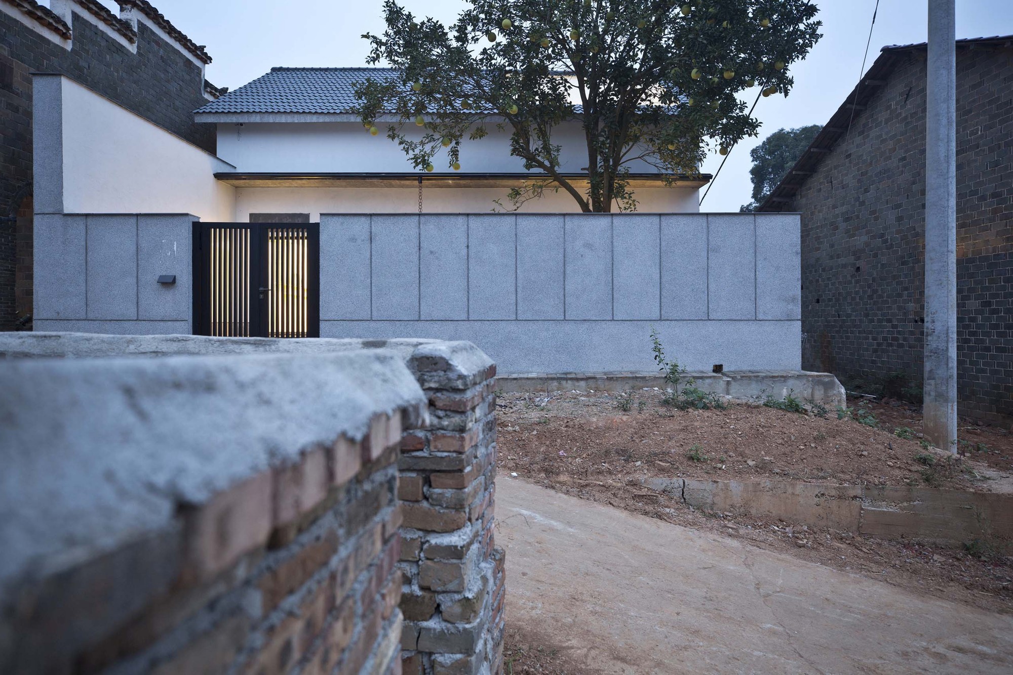 Gallery of Tang House / Atelier ZAI - 2